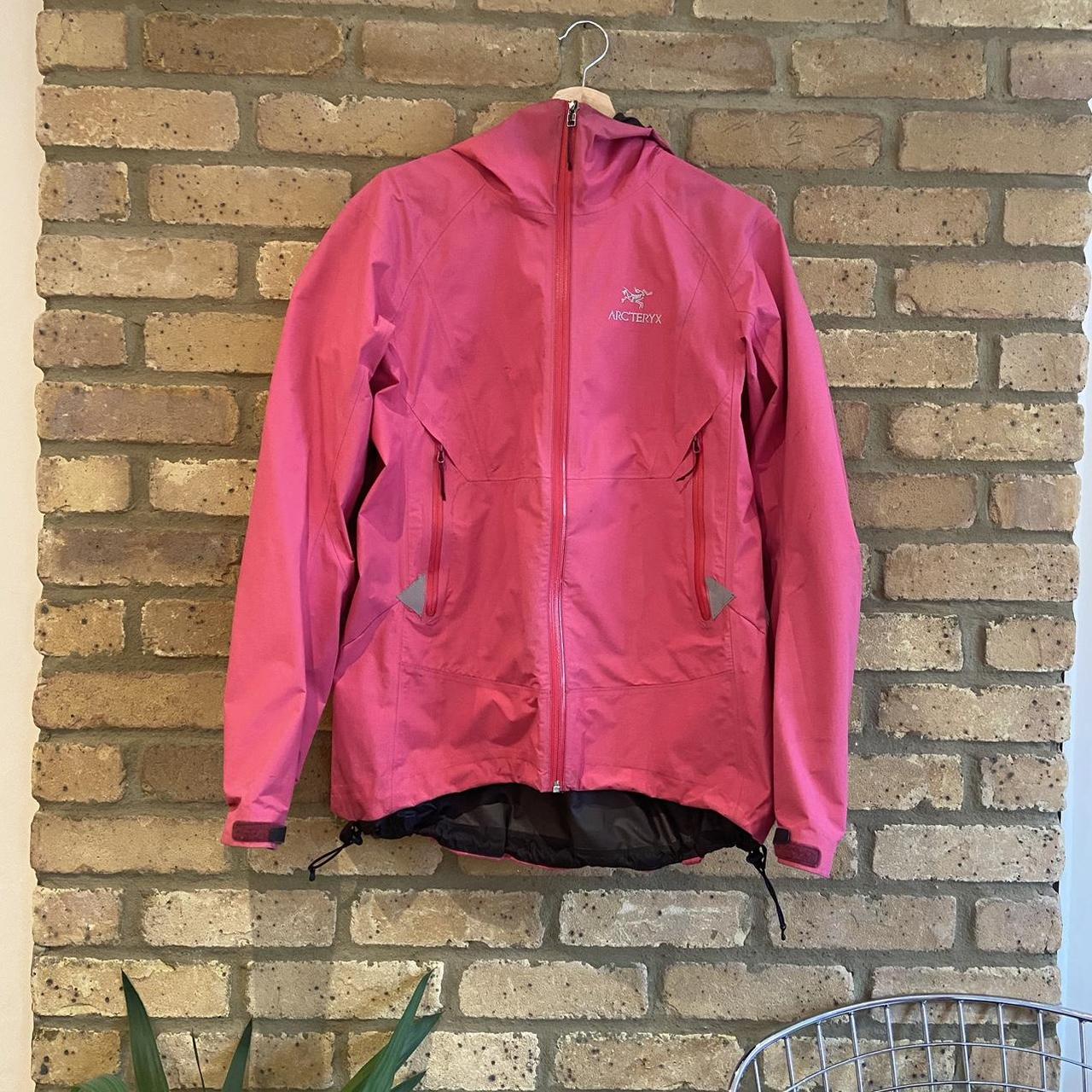 Arcteryx pink jacket So cute women’s large but has... - Depop