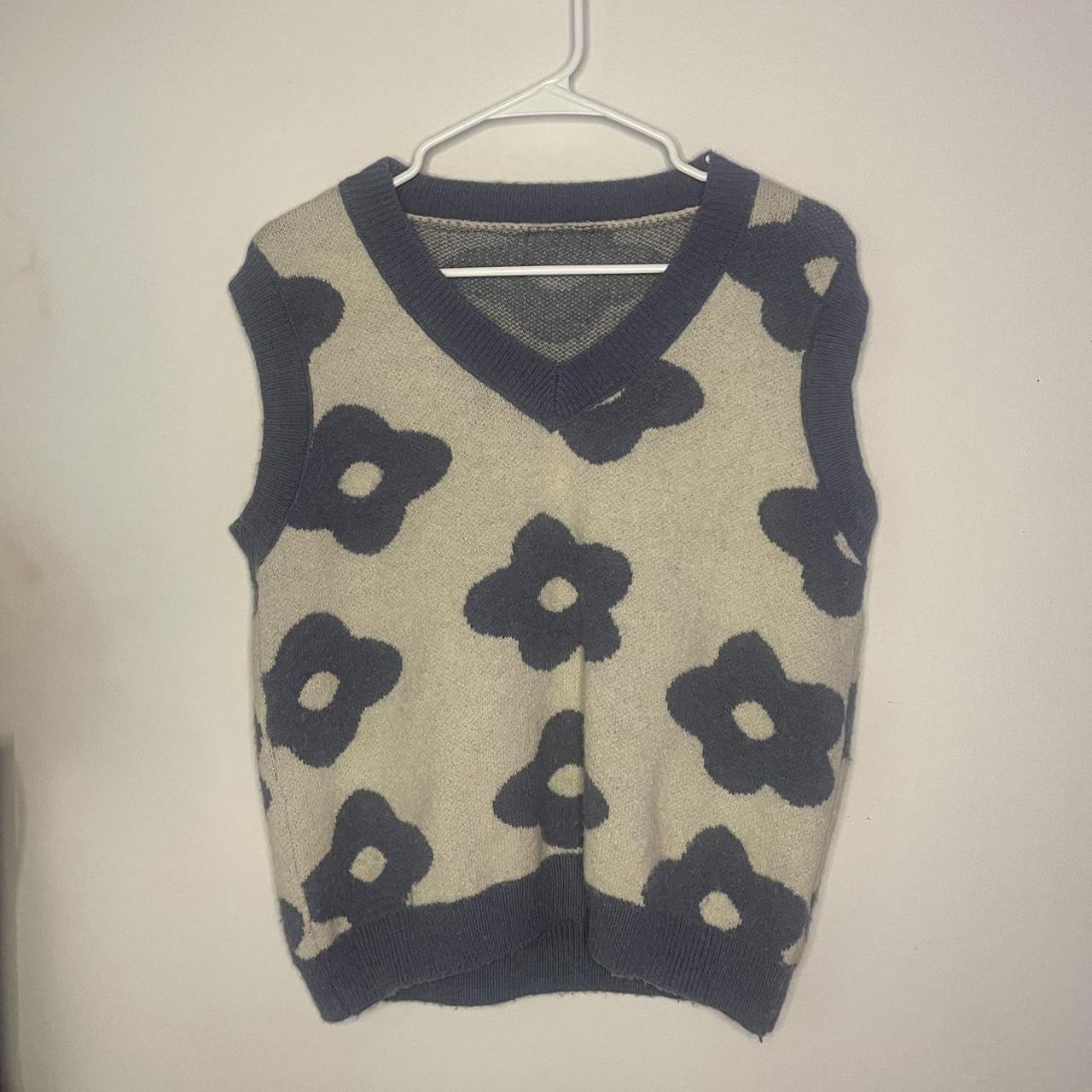 emmiol flower vest -super cute for fall -only worn... - Depop