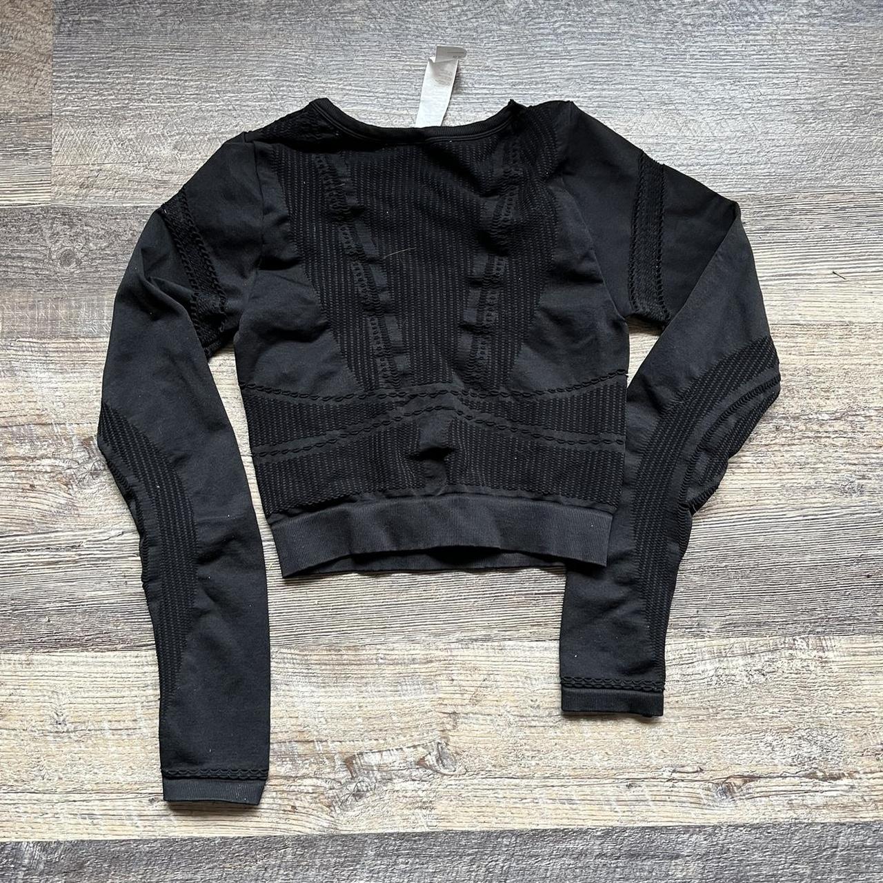 Fabletics Women's Black Crop-top | Depop