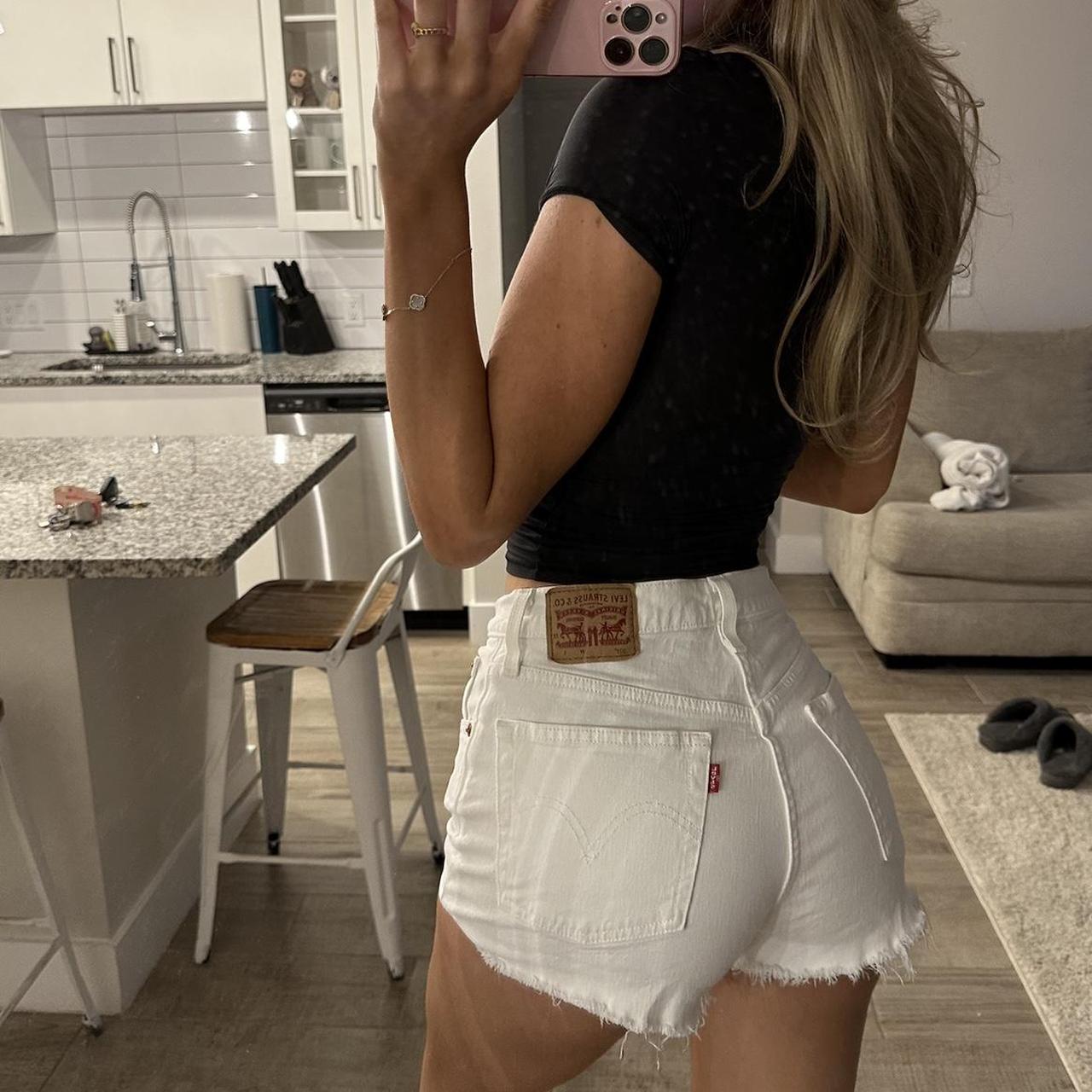 W26 white levi shorts - Depop