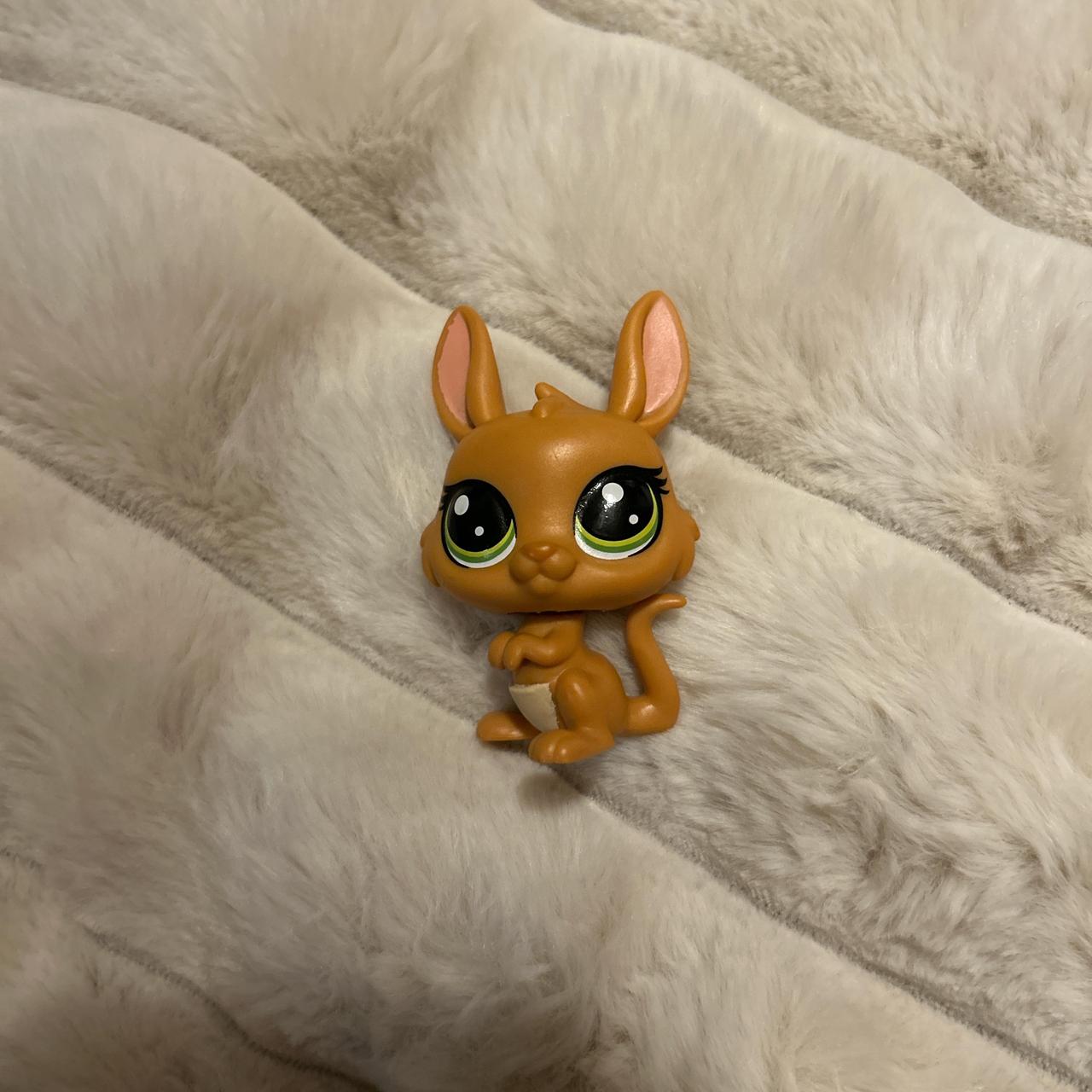 caramel orangeish kangaroo lps green eyes - Depop