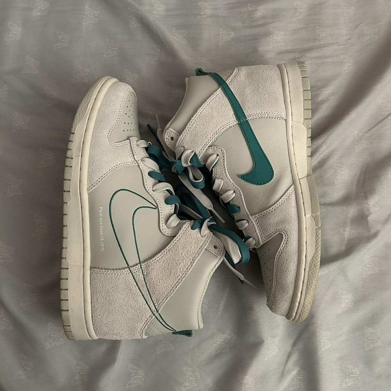 Nike Women's Grey and Green Trainers | Depop