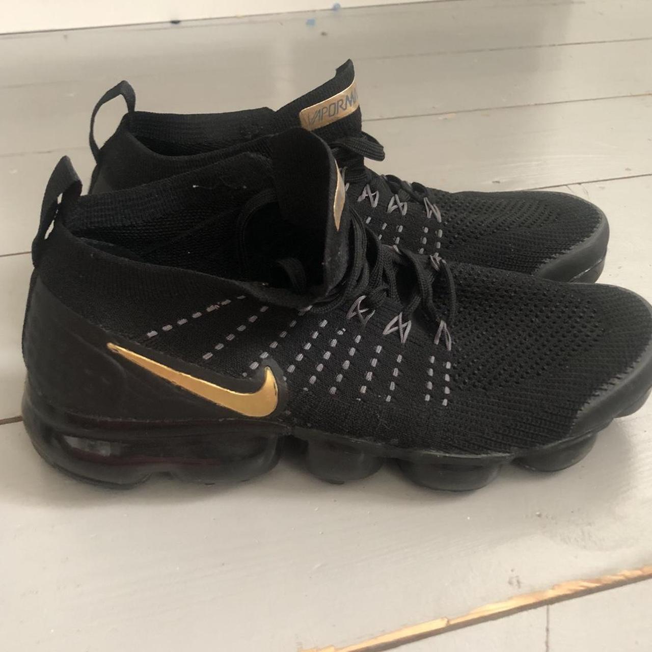 Nike Women's Black and Gold Trainers | Depop