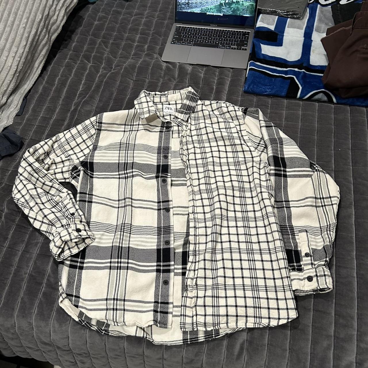 Zara • Y2K Zara Flannel • L i am 5’11 for... - Depop