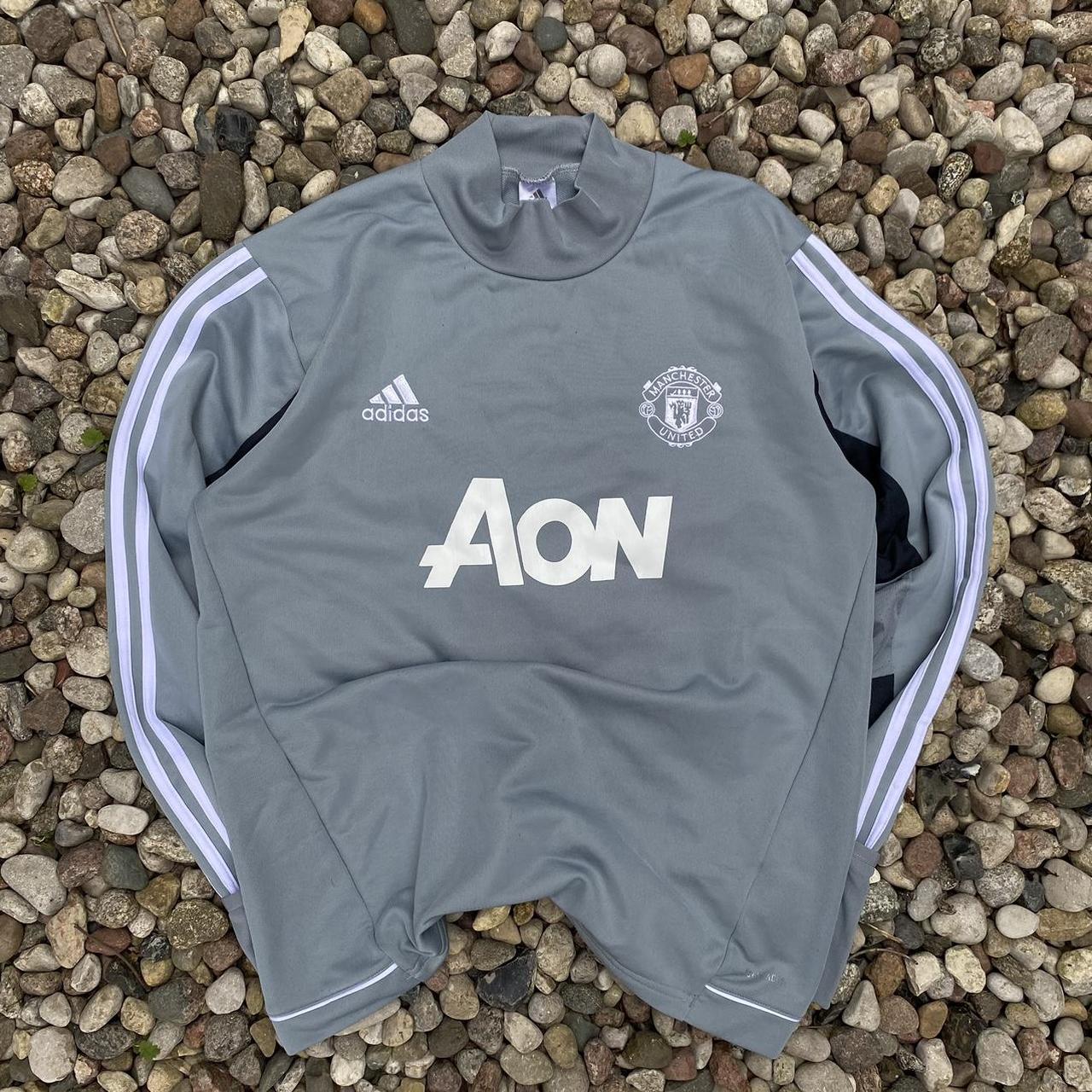 Manchester United training 70 cm length x 54 cm p2p - Depop