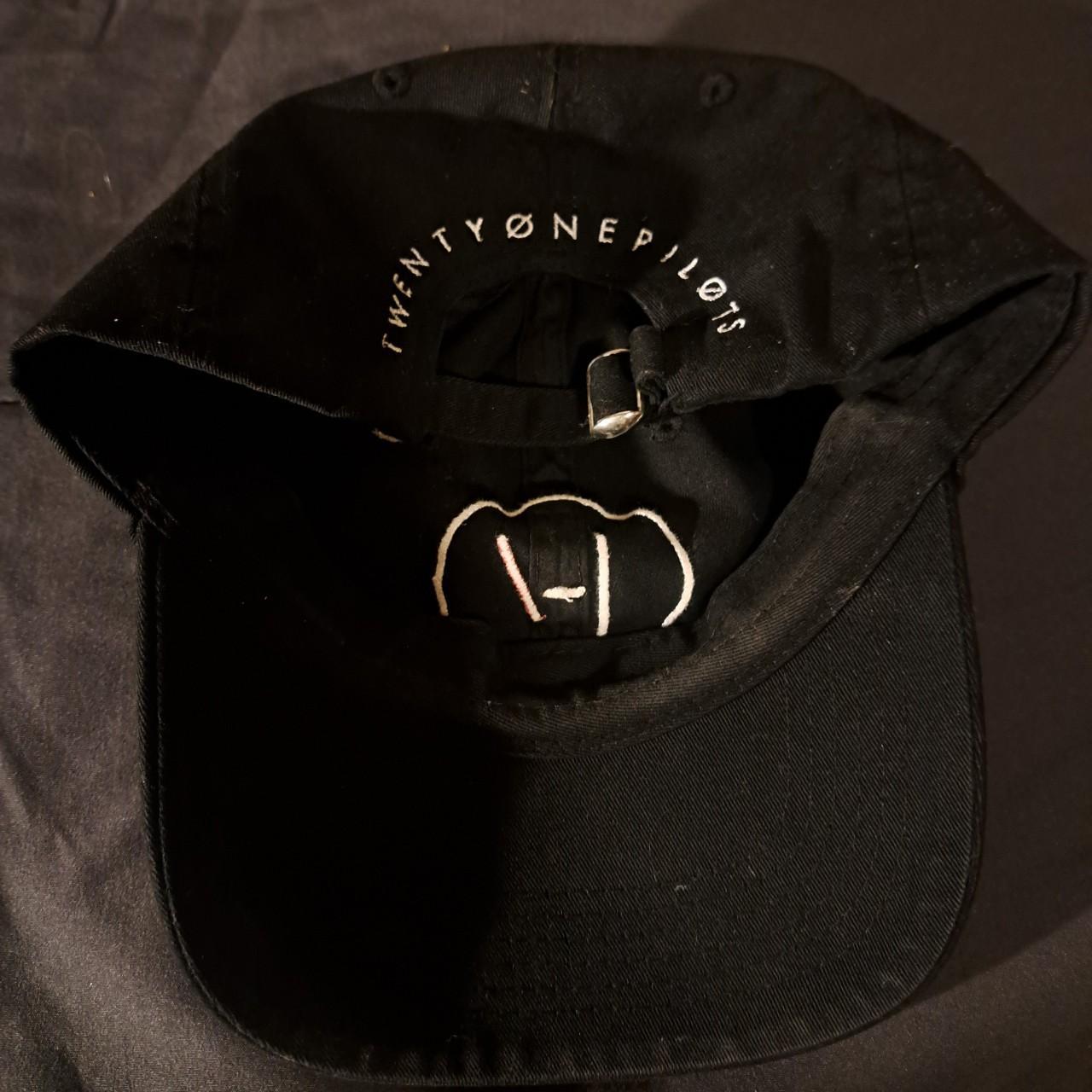 Hot Topic Men's Black and Red Hat | Depop