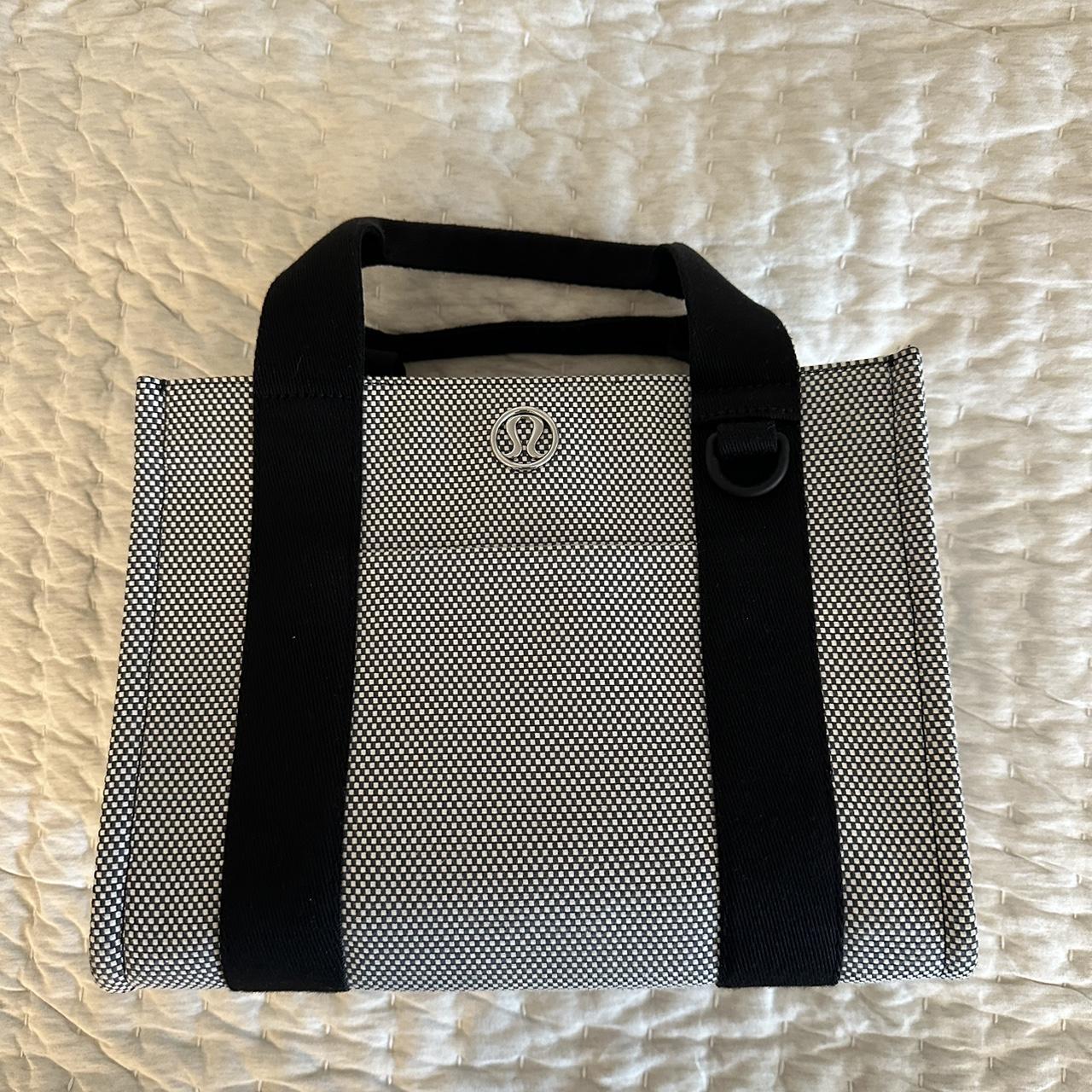 Lululemon purse - Depop
