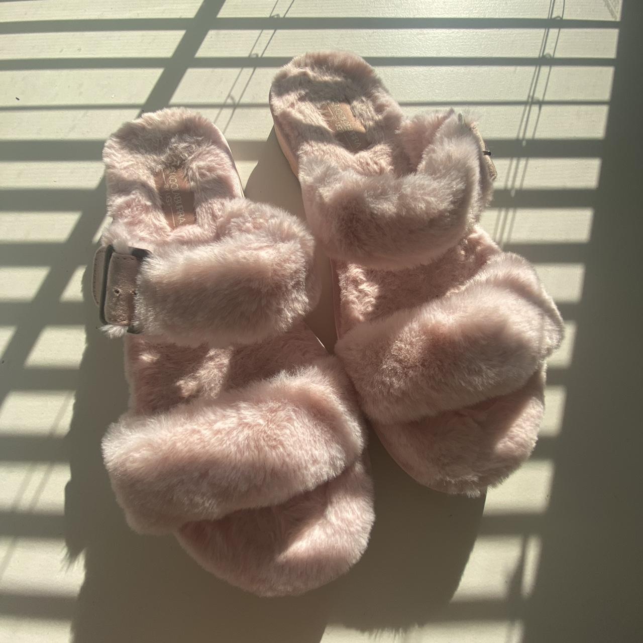🍰Woman’s Pink Fuzzy Slides | Koolaburra by... - Depop