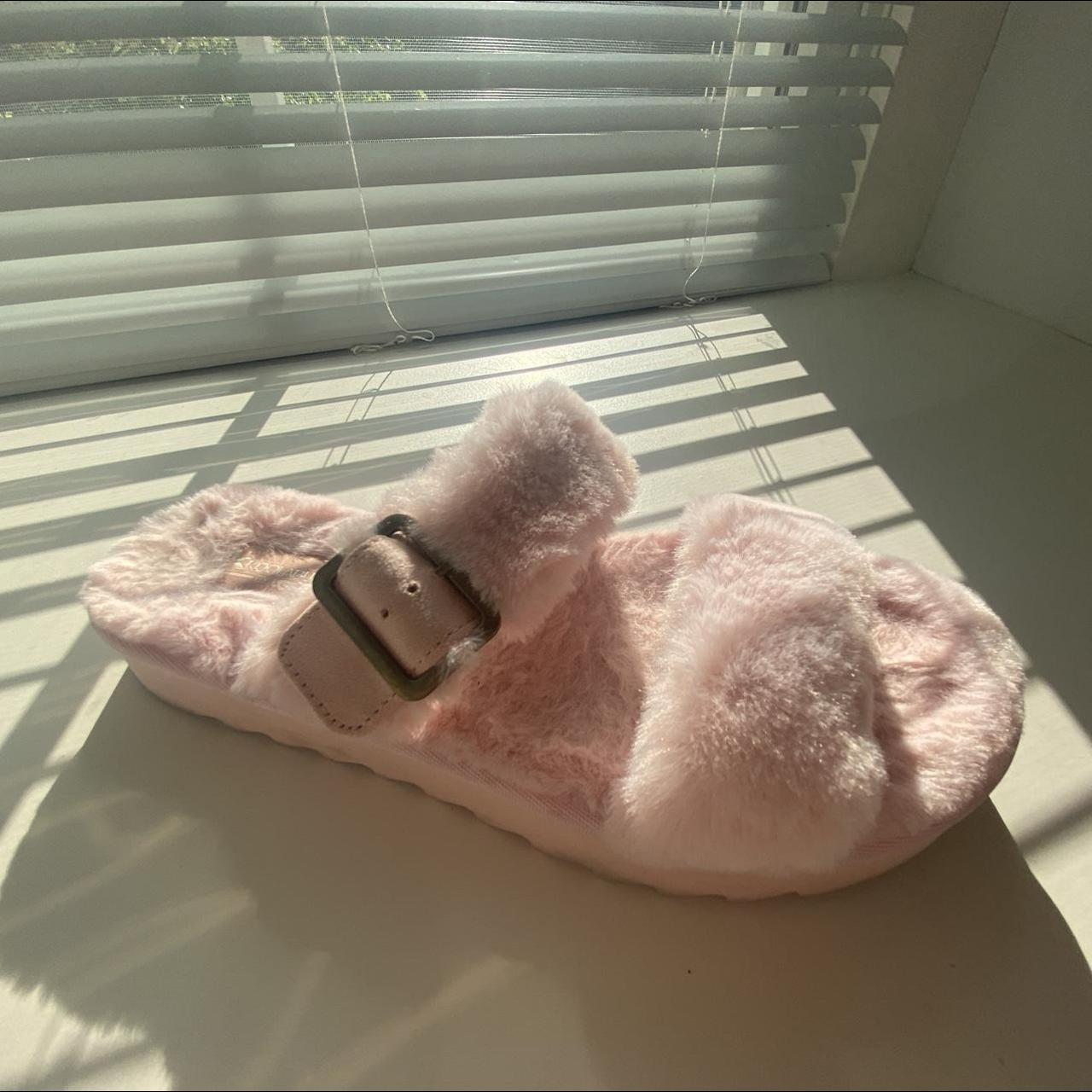 🍰Woman’s Pink Fuzzy Slides | Koolaburra by... - Depop