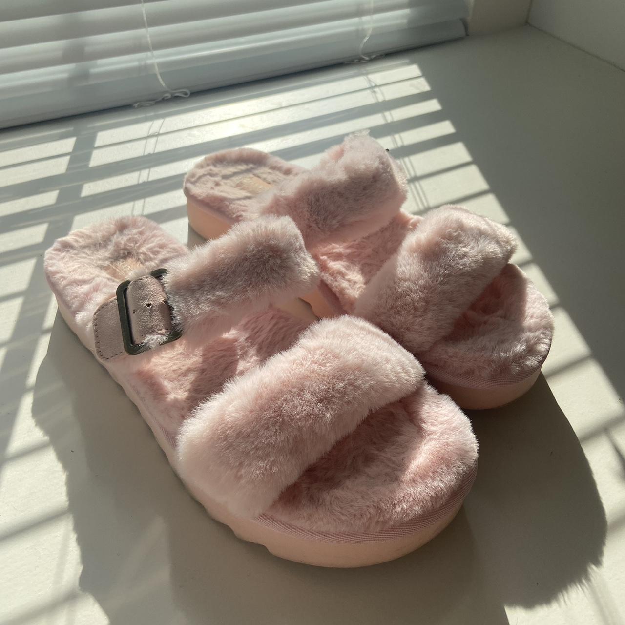 🍰Woman’s Pink Fuzzy Slides | Koolaburra by... - Depop