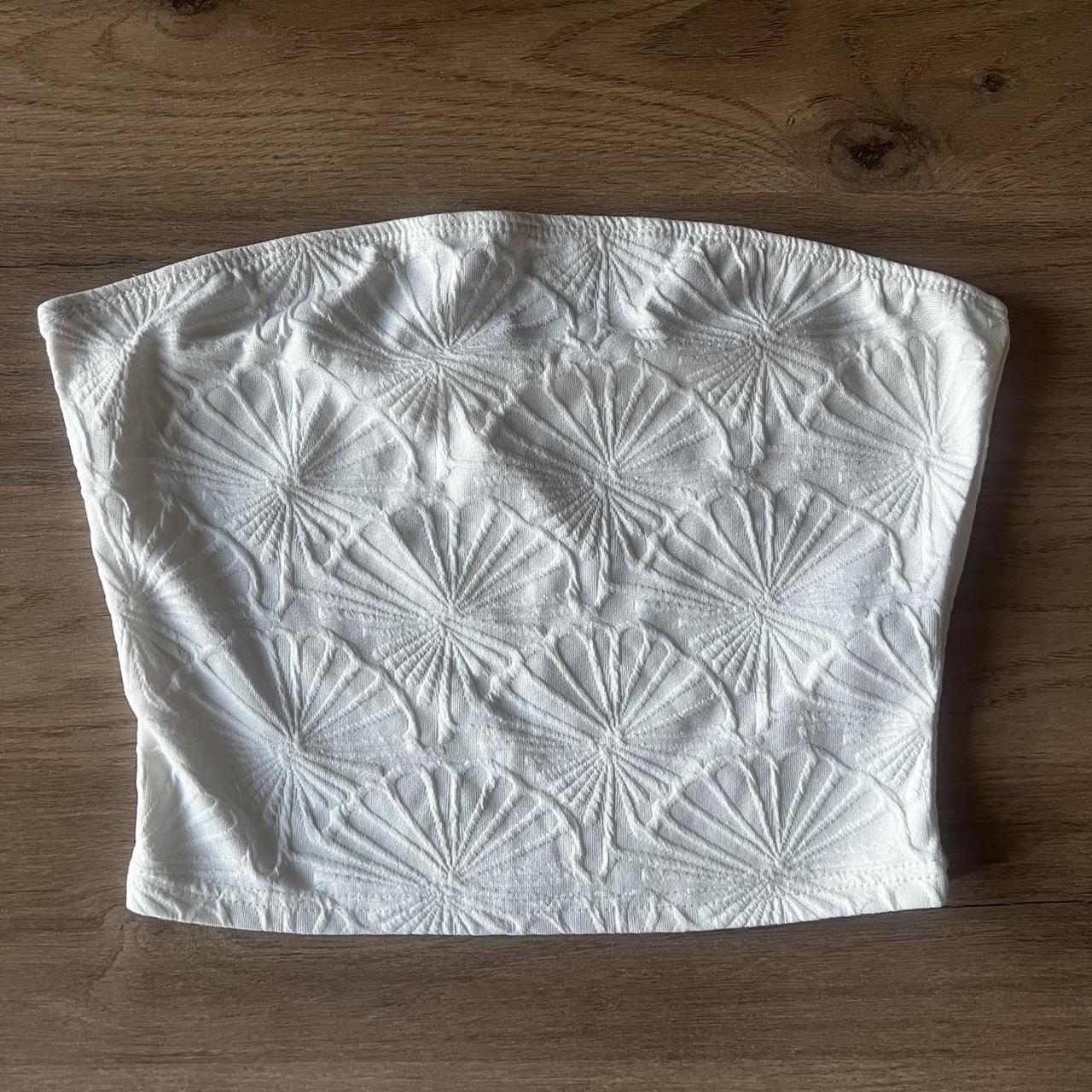 Cute seashell tube top! Never worn. | Depop