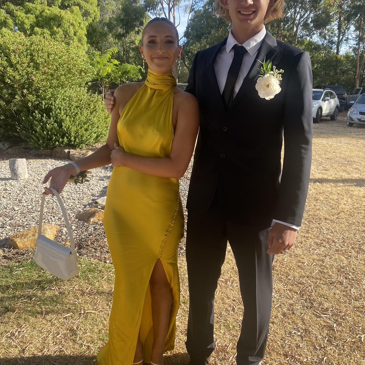 SAU LEE penelope gown in gold size 0 fits a size 6-8... - Depop