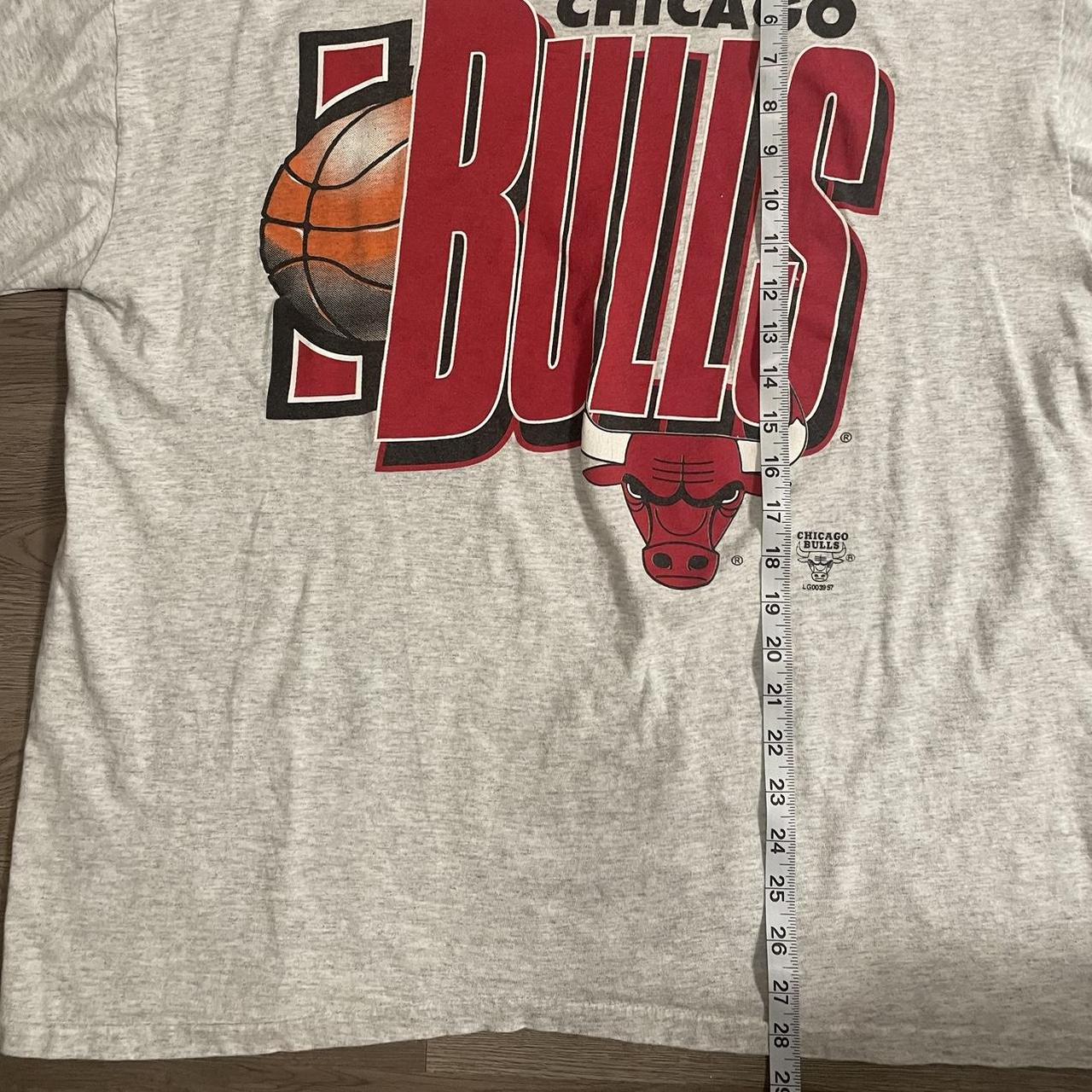 Vintage XL Chicago Bulls T-shirt - Depop