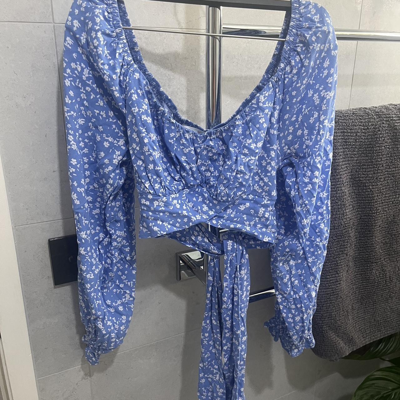 Supre blue floral crop top Tie back with puff... - Depop