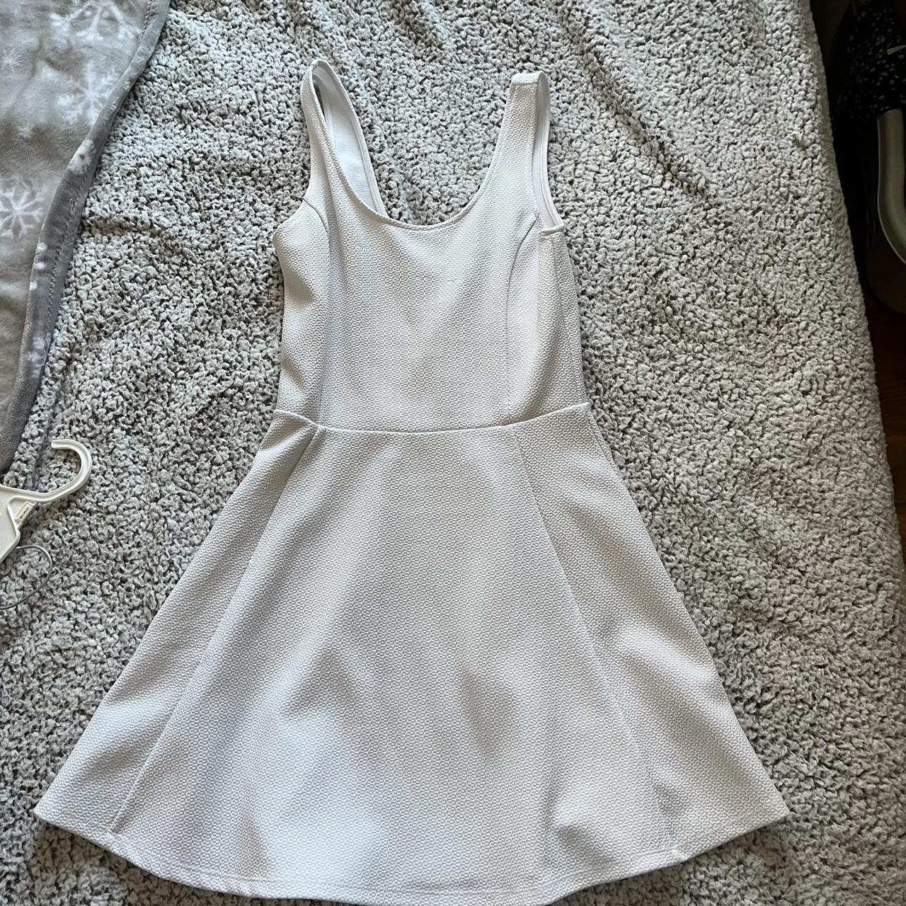 plain cute white dress form H&M, good closet staple... - Depop