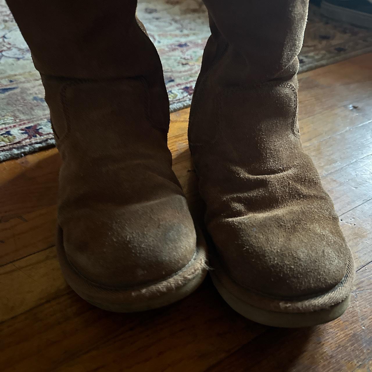 Ugg boots Shipping $10 because of size of package - Depop