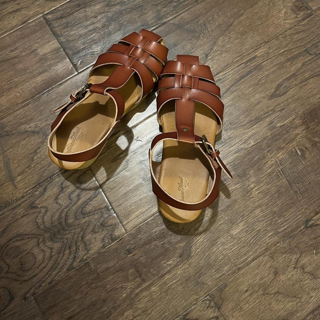 Universal Thread Women's Tan Sandals | Depop