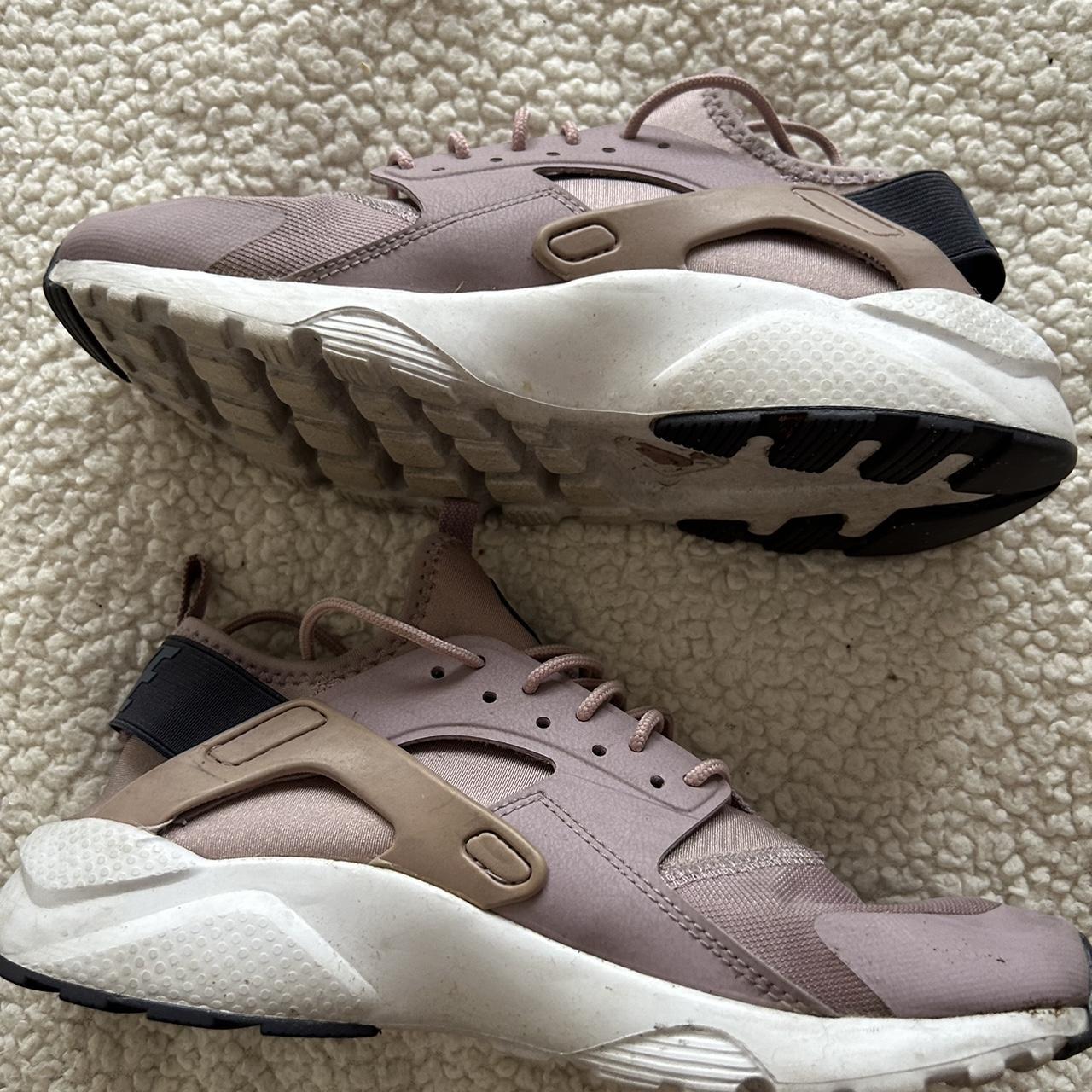 nike huaraches worn a few times but not many signs... - Depop
