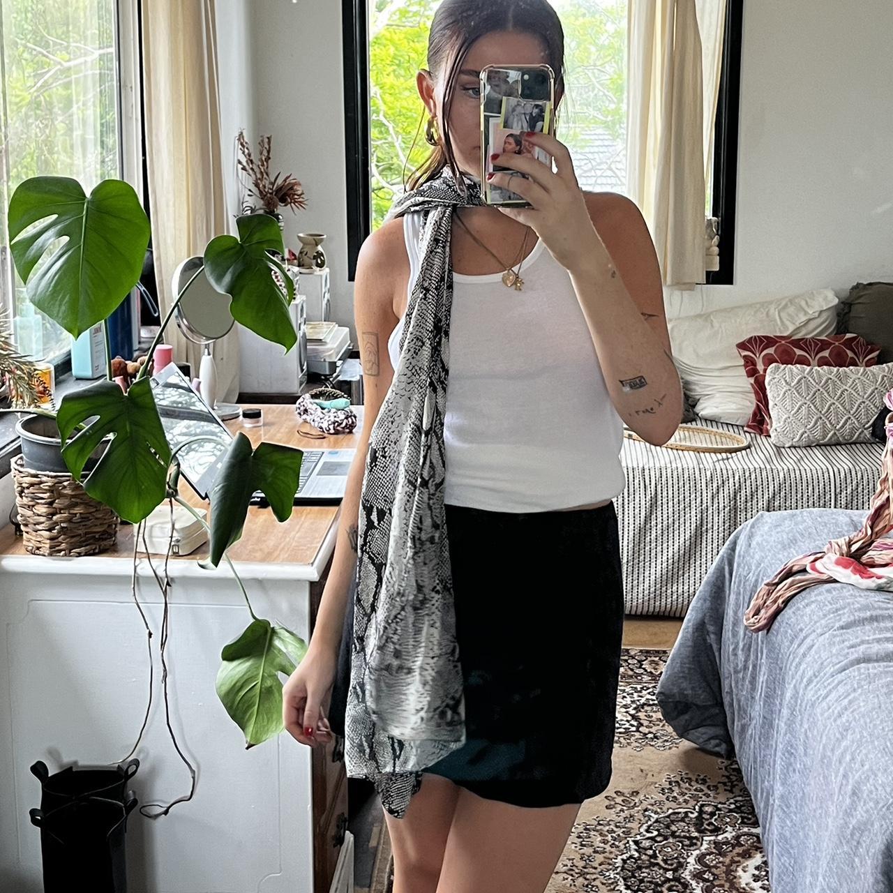 scarf/wrap snake print - Depop