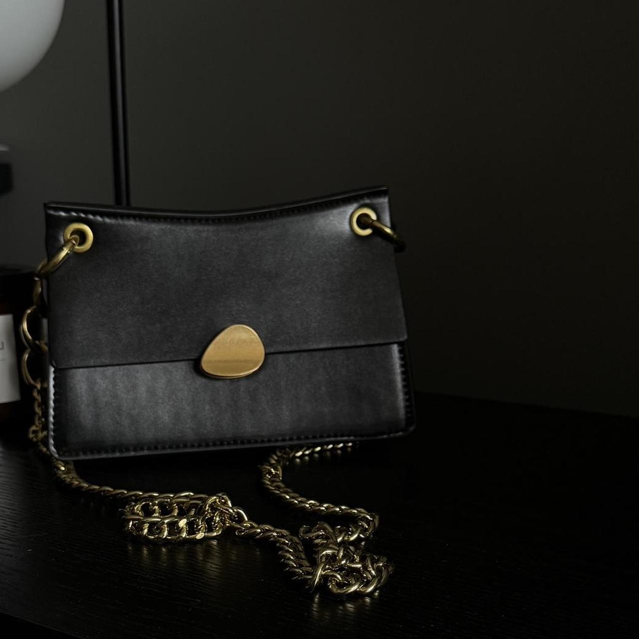 Sheike Bag in great condition, removable gold chain. - Depop