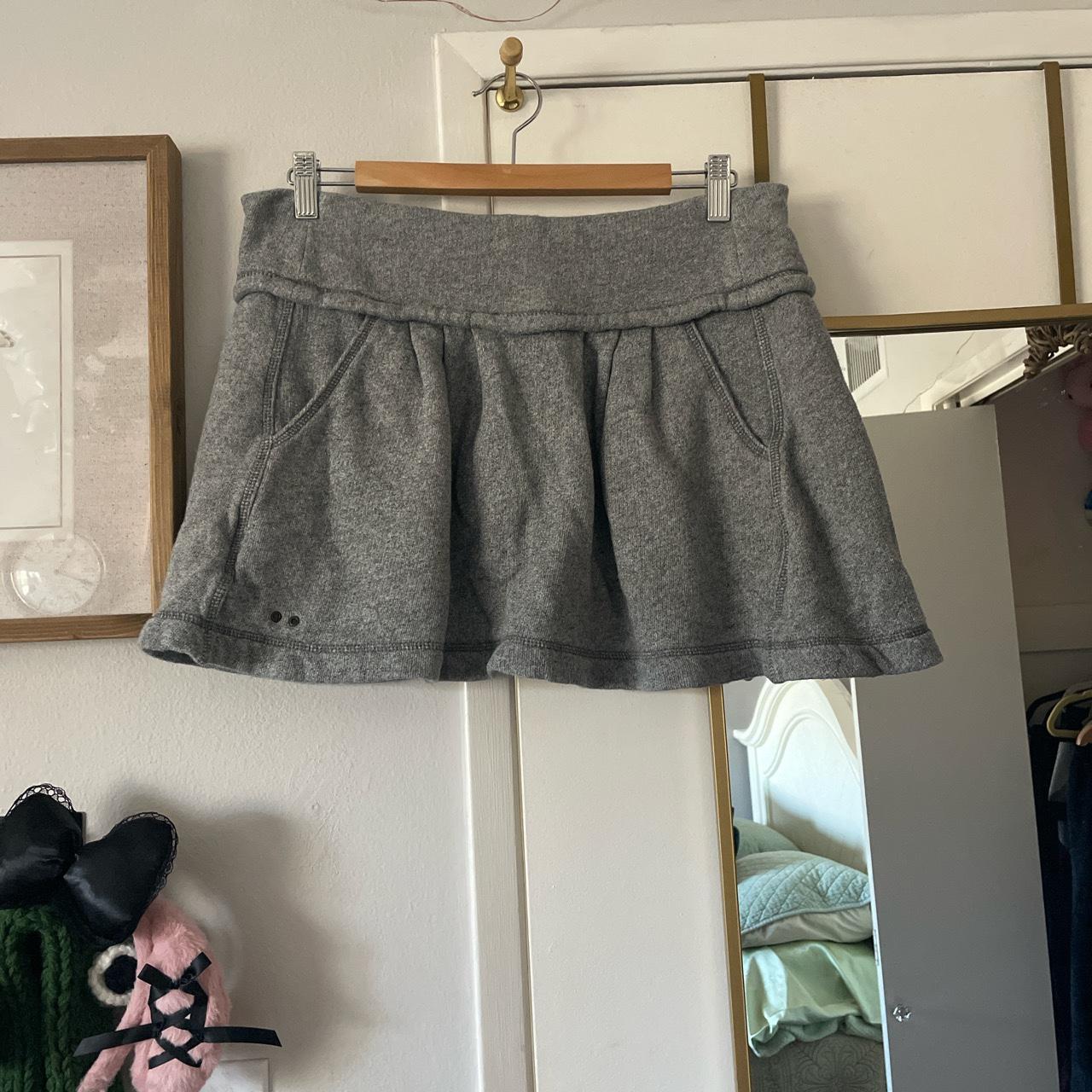 Converse grey comfy skirt… would say it would fit a... - Depop