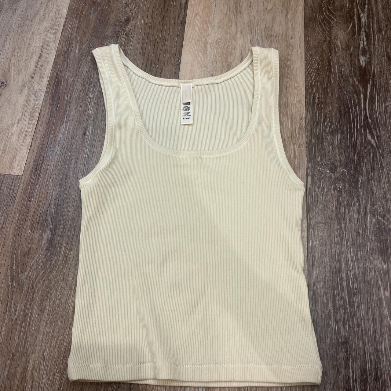 Skims top Size m Never worn - Depop