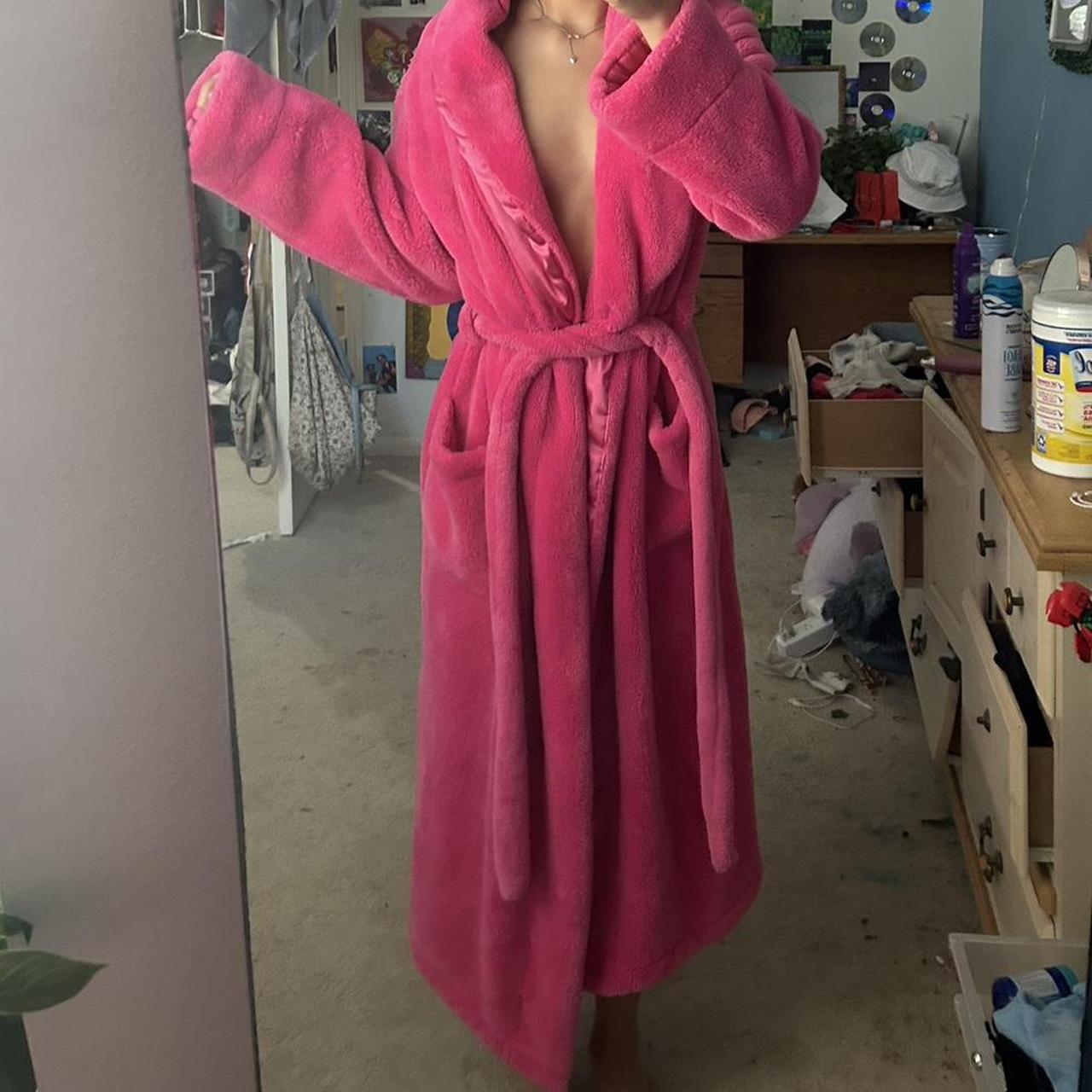 hot pink fluffy robe this is SO great for the winter... - Depop