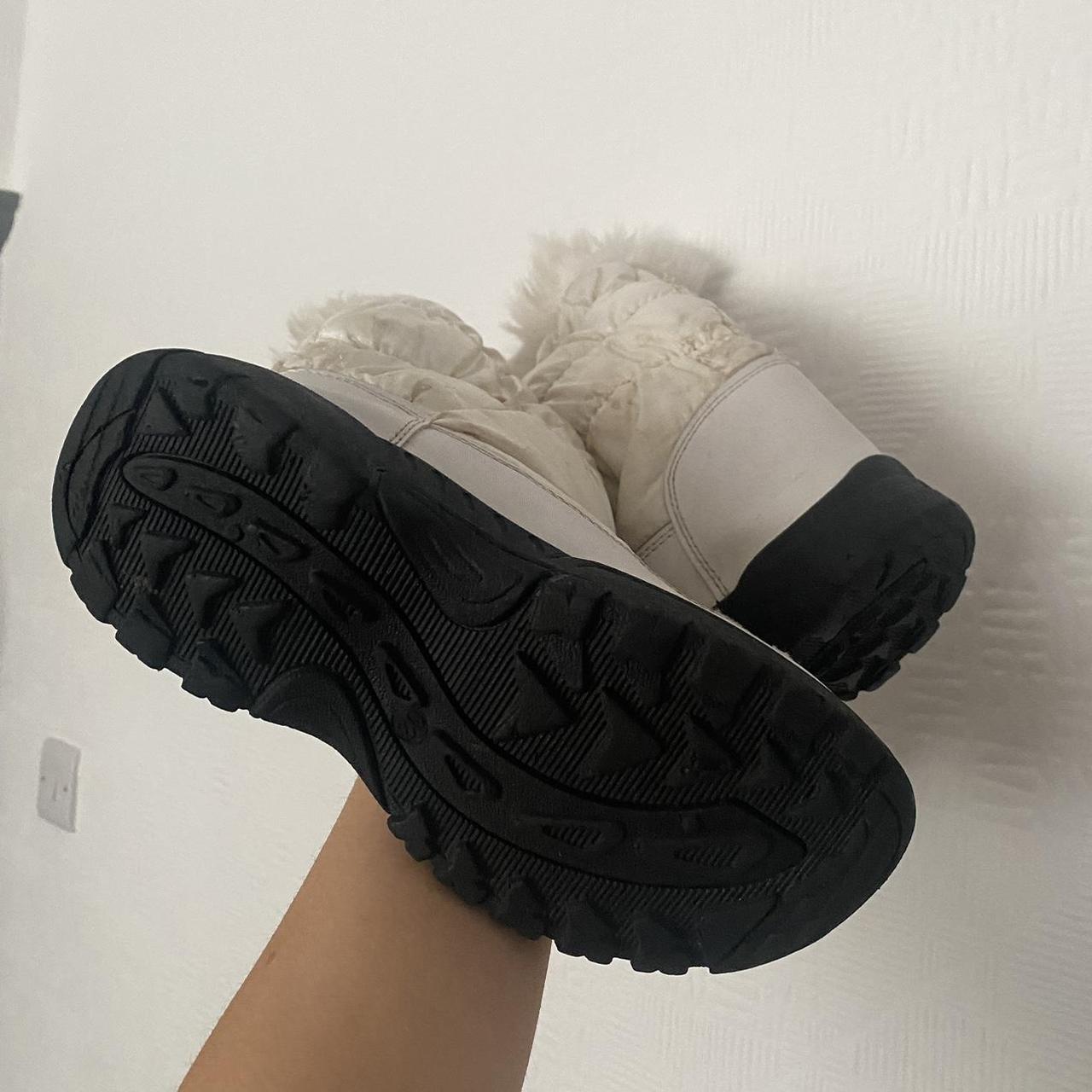 white fur snow boots y2k 2000s good condition the... - Depop
