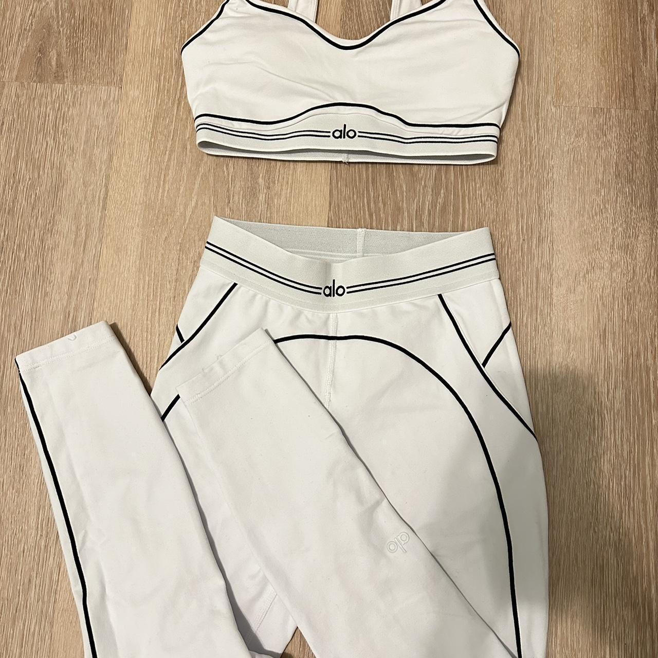 Alo yoga heart throb set Leggings size XXS Bra... - Depop