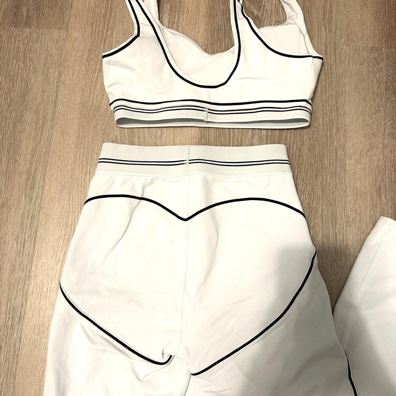 Alo yoga heart throb set Leggings size XXS Bra... - Depop