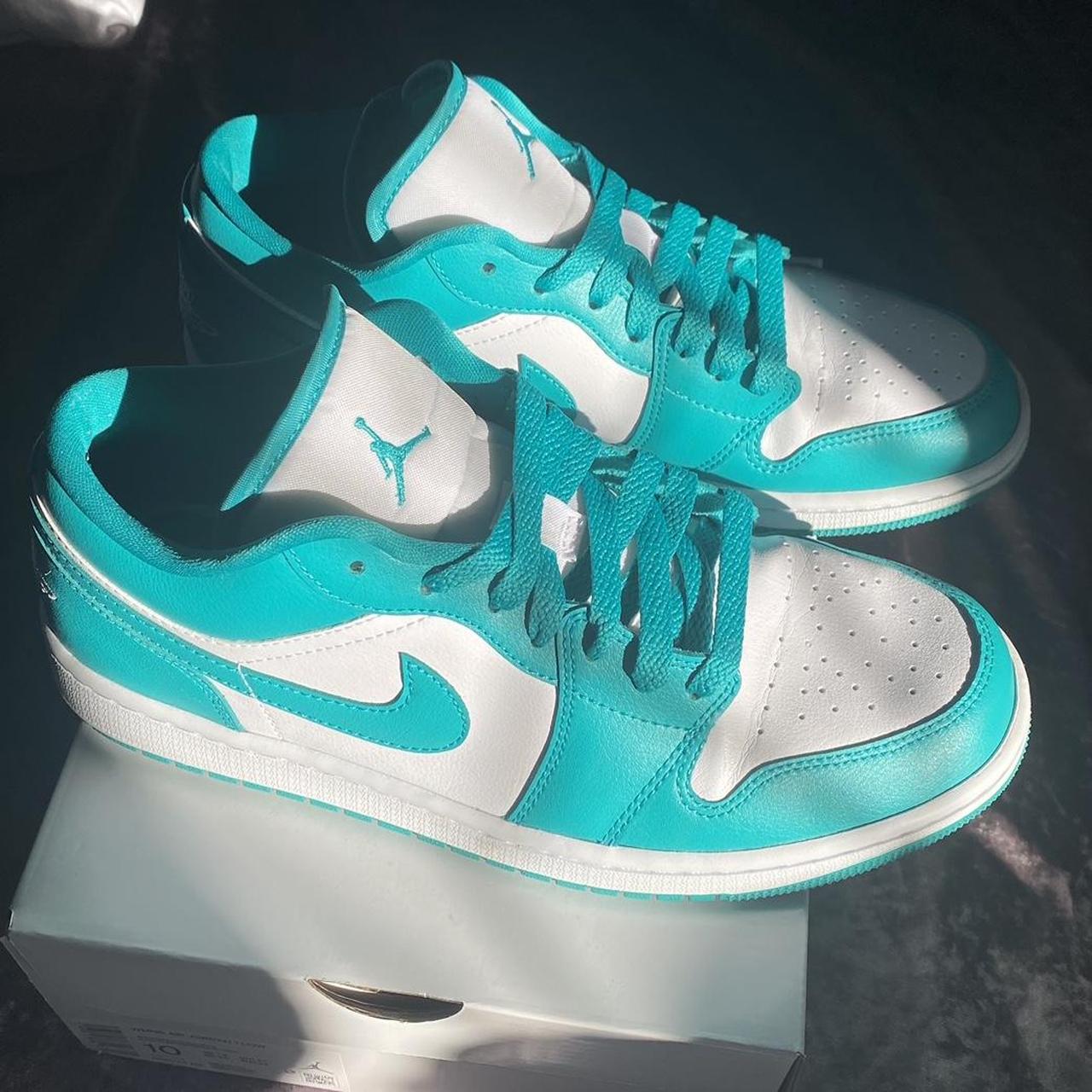 Nike Women's Blue and Green Trainers | Depop