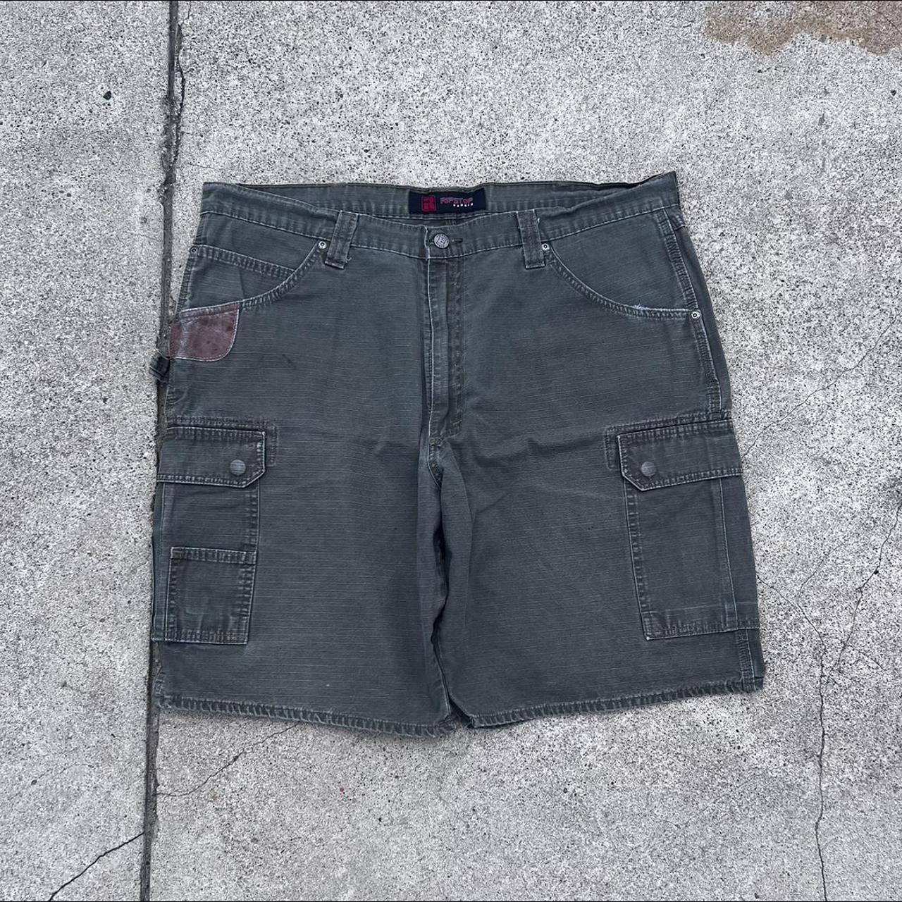 vintage wrangler riggs cargo shorts! measured 40’... - Depop