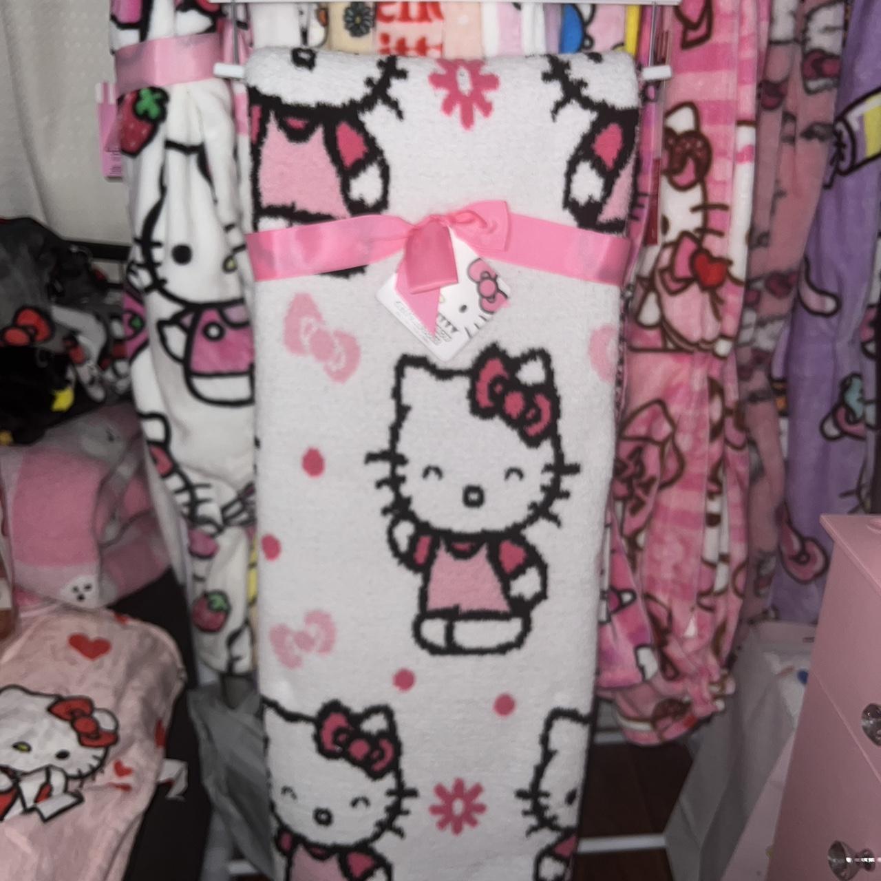 Hello kitty daisy knit throw - Depop