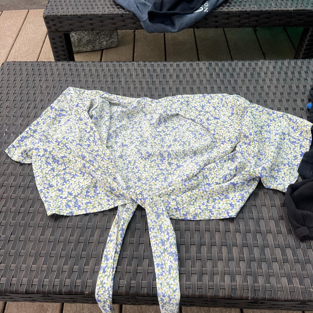 floral tie front top sz. 3XL (runs very small)... - Depop