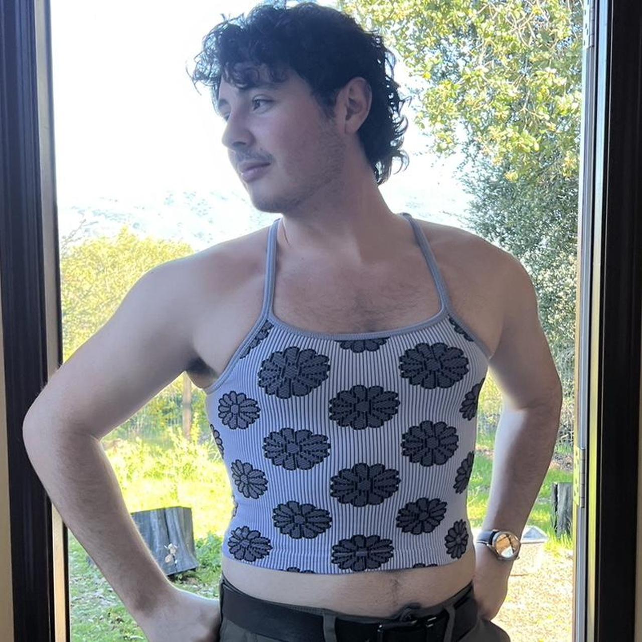 Really cute flower workout top 𝐛𝐫𝐚𝐧𝐝 • Aura... - Depop