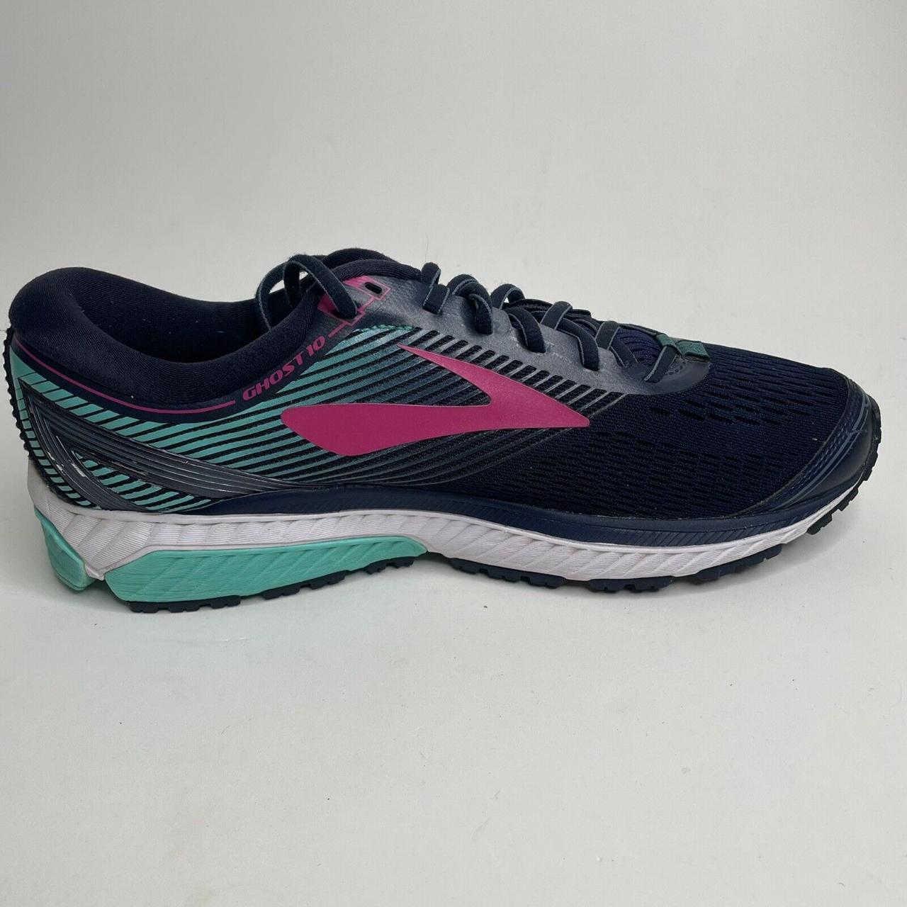 Brooks Women's Black Trainers | Depop