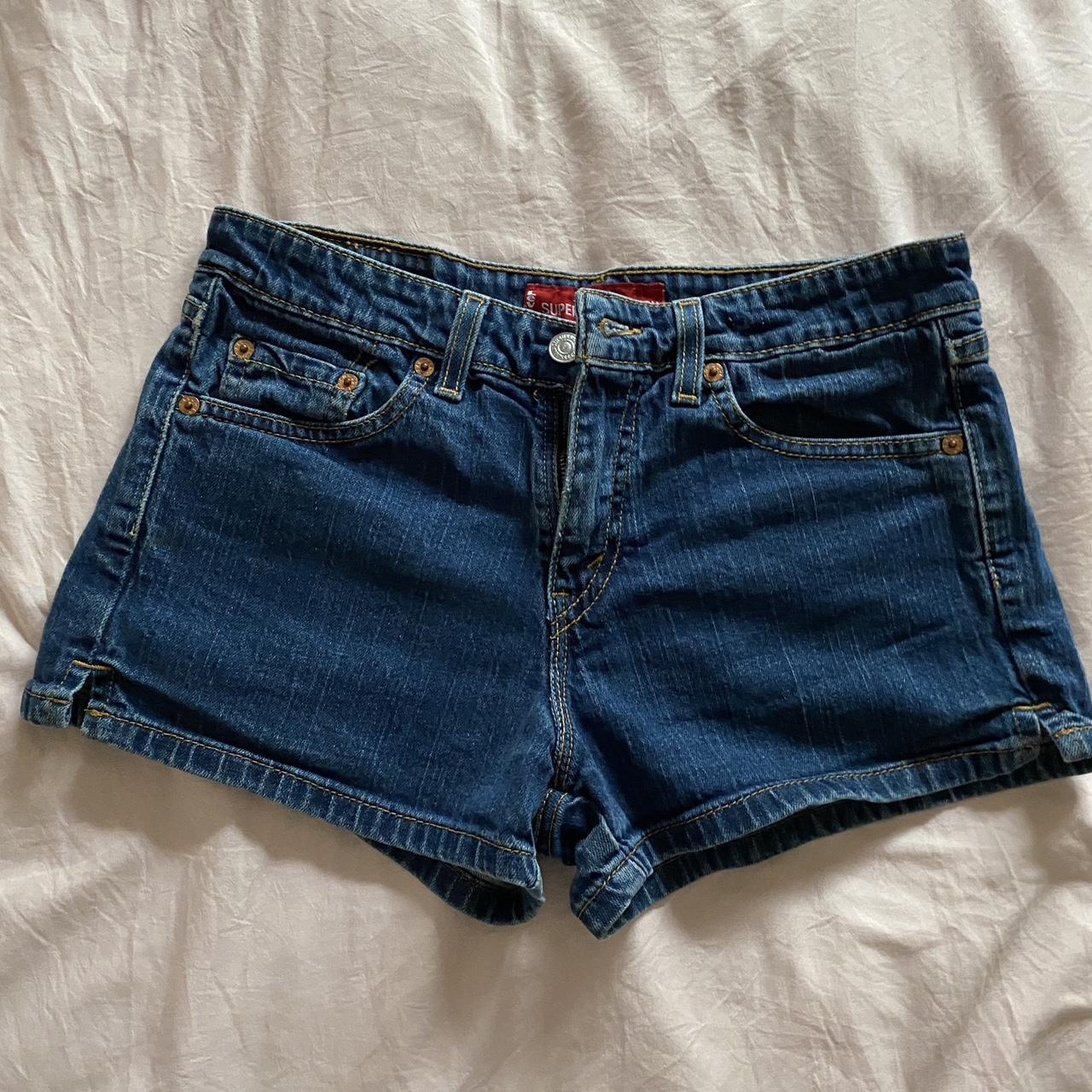 Levis low rise shorts - Depop