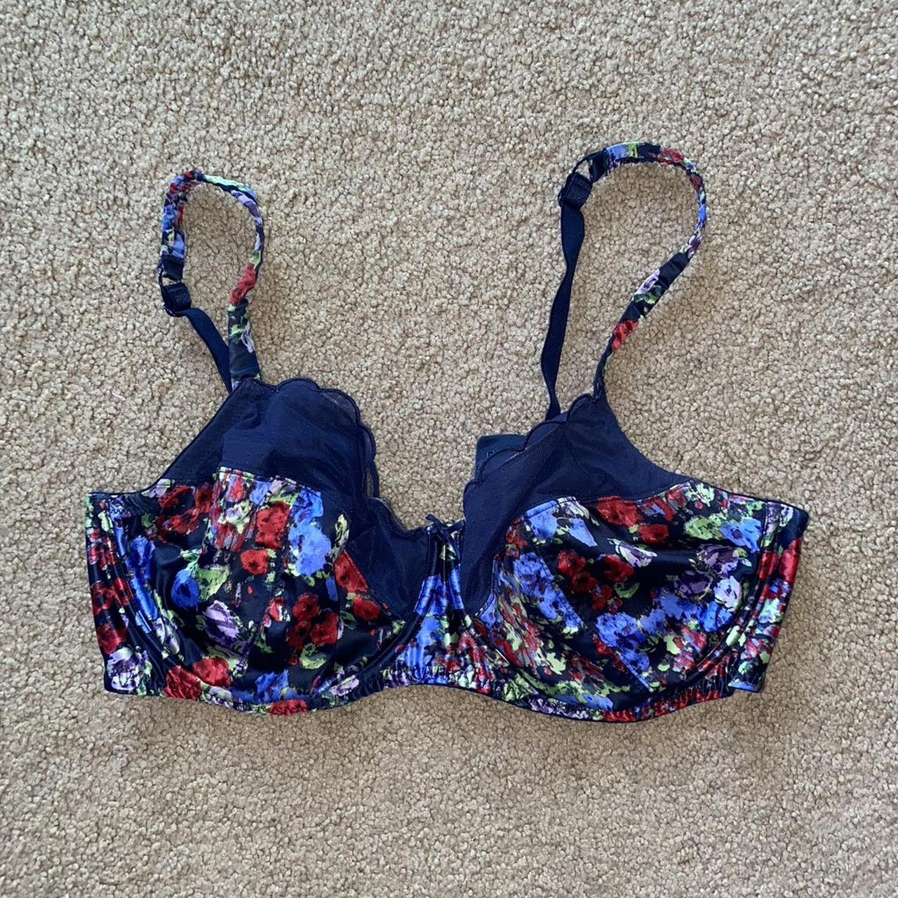 intimo | 38DD navy & floral lace bra - 3 hook... - Depop