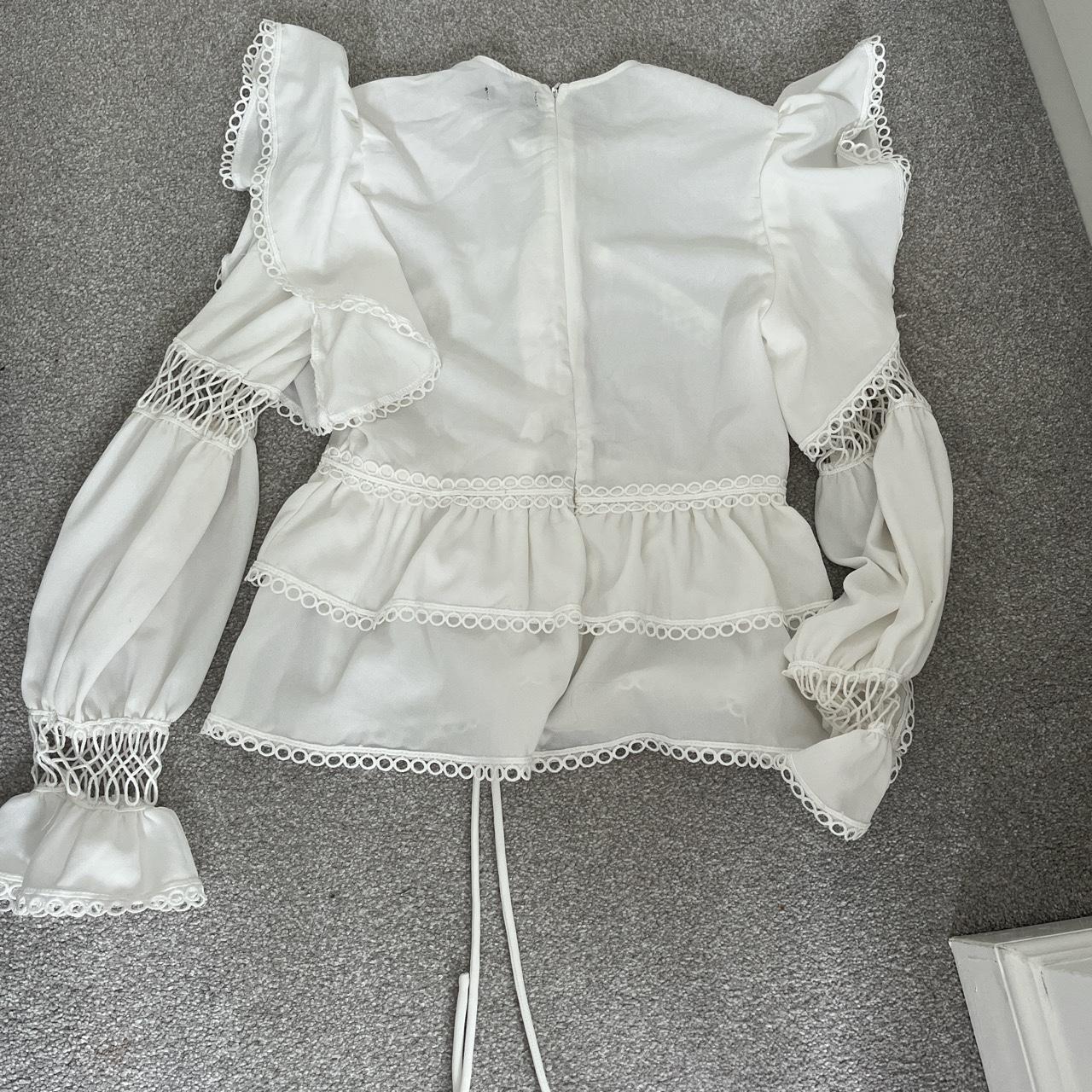 WHITE BOOHOO SIZE 8 BLOUSE WOULD FIT A 4/6 AS ITS... - Depop