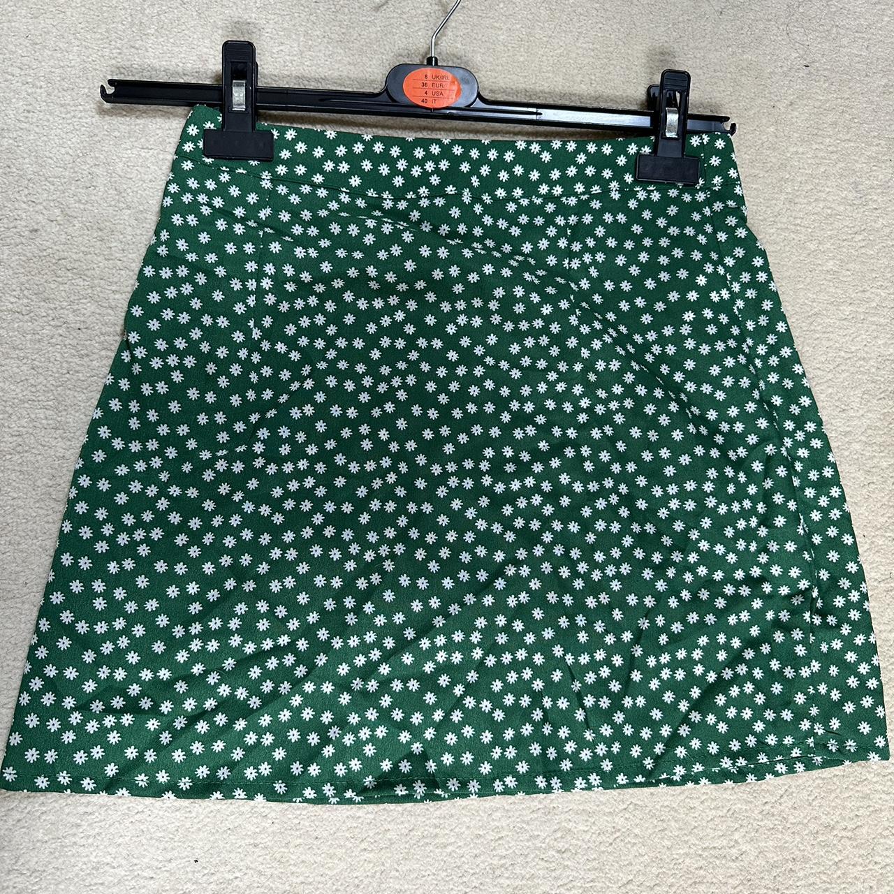 Pretty mini floral green skirt -comfy and flattering - Depop
