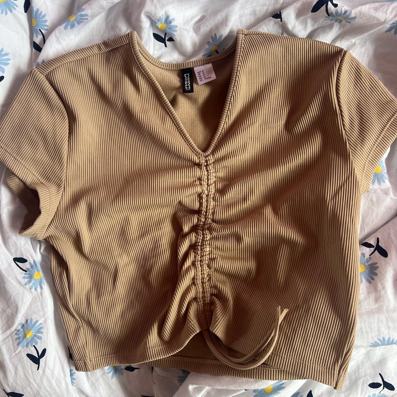 H and M beige crop top worn once - Depop