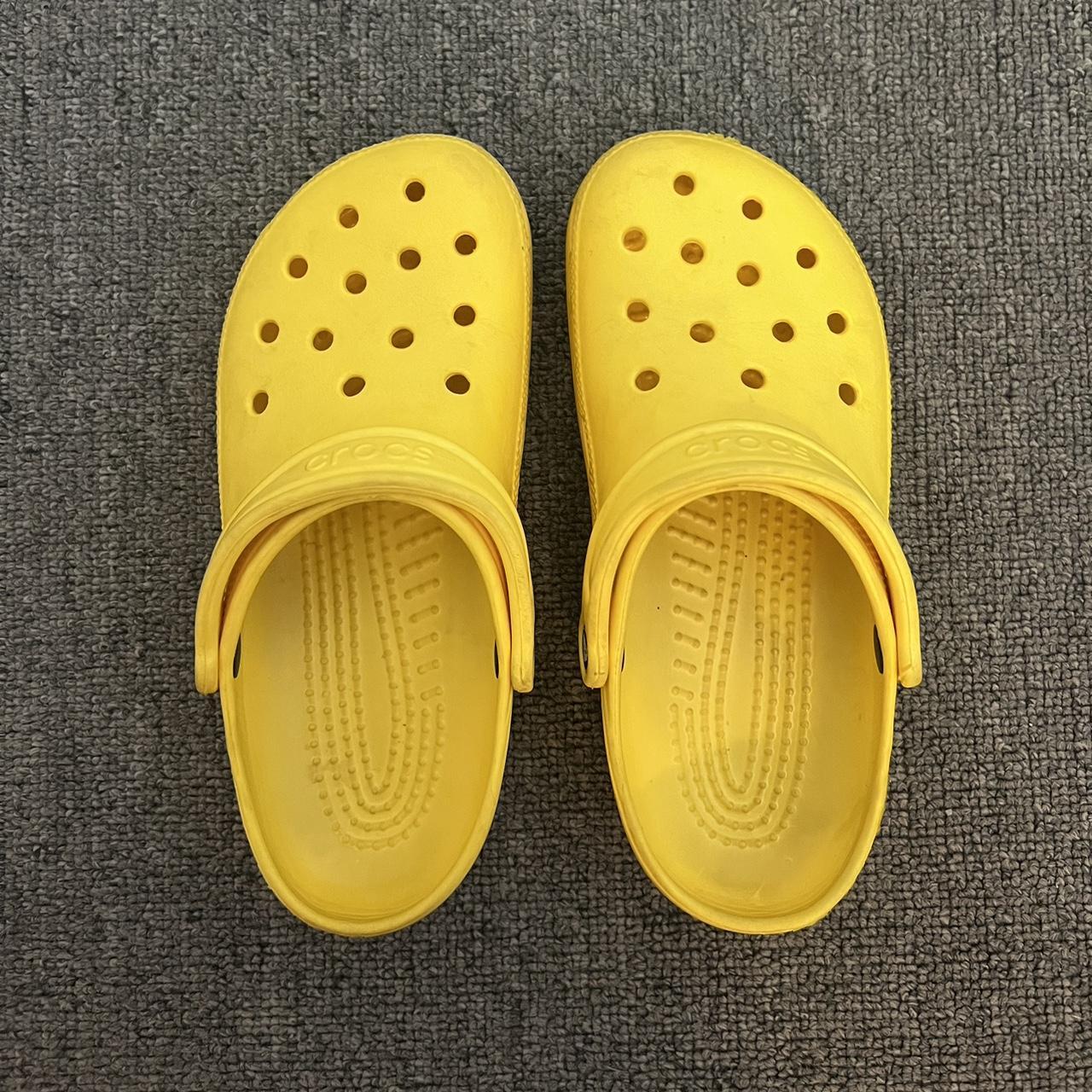 Size 7 men s 9 women s yellow crocs In good