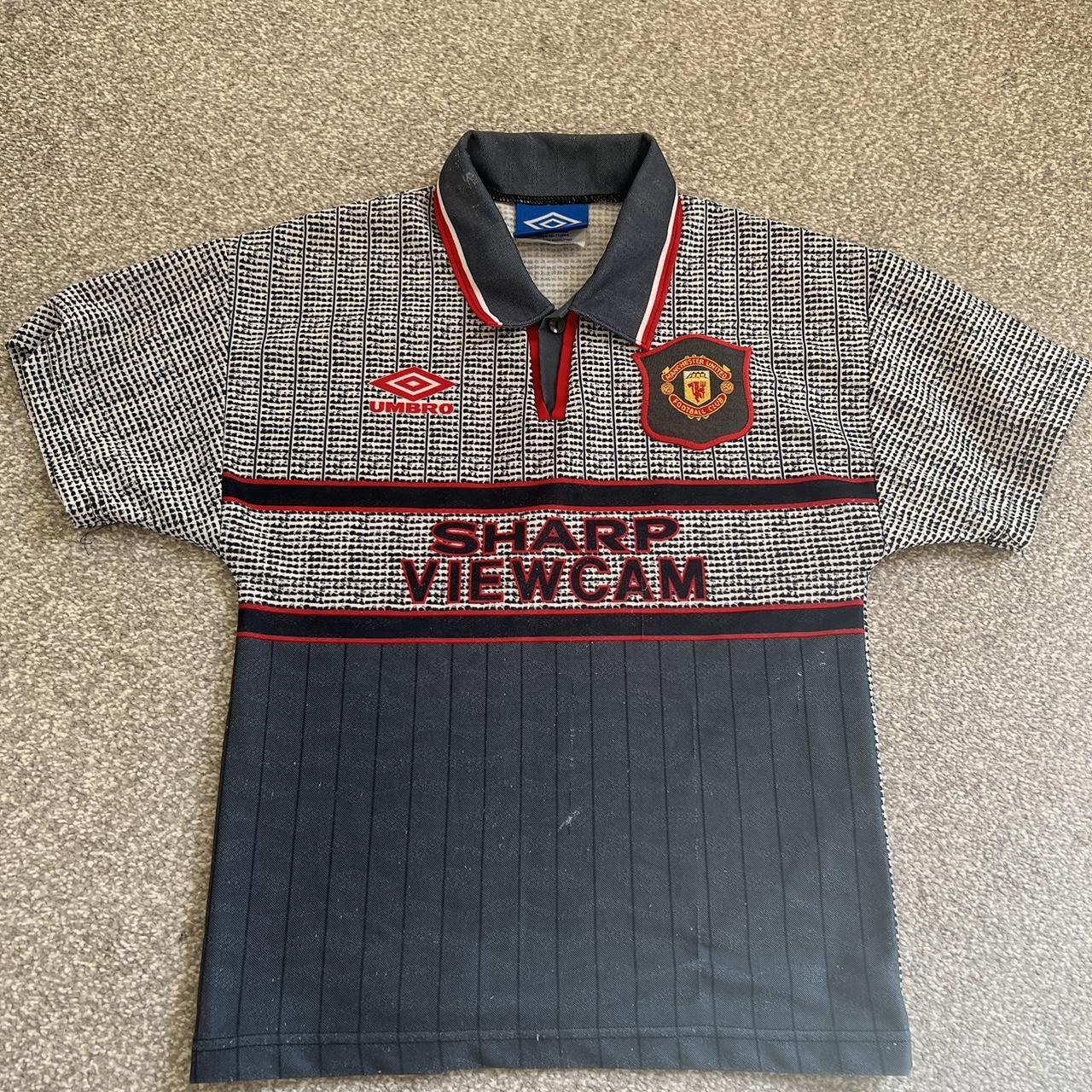 Manchester United vintage retro Umbro shirt Fair... - Depop