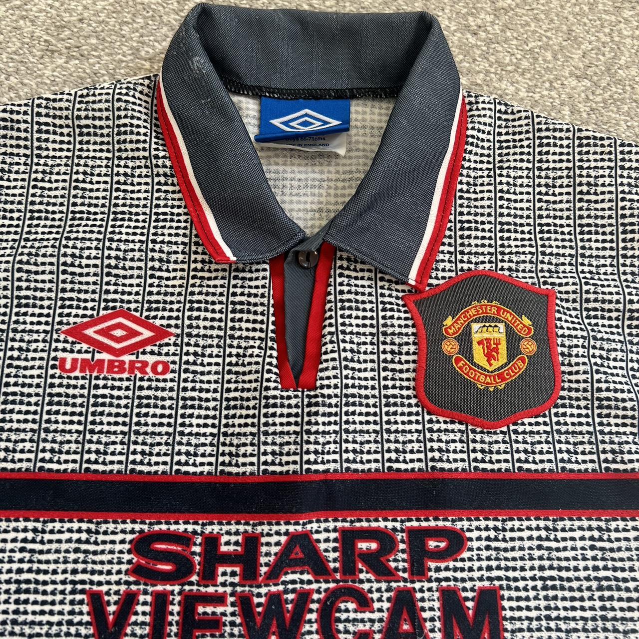 Manchester United vintage retro Umbro shirt Fair... - Depop