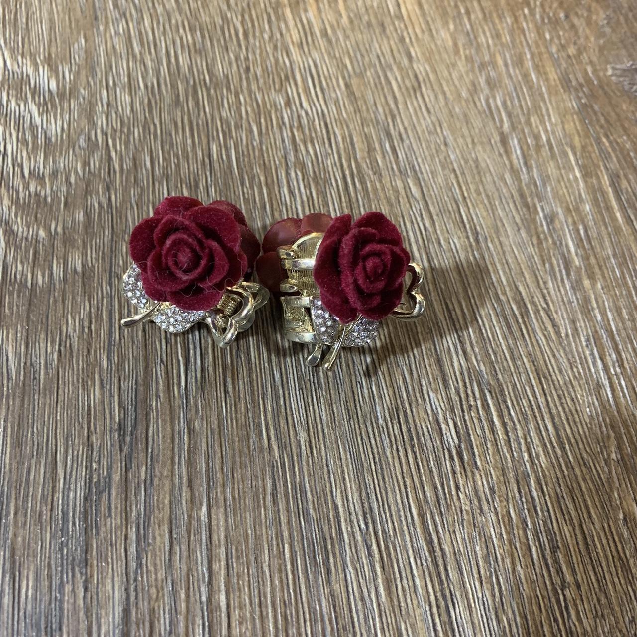 Small red Rose claw clips - Depop