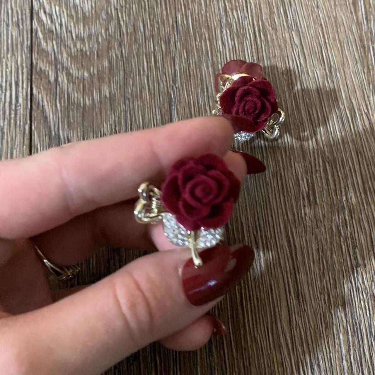Small red Rose claw clips - Depop