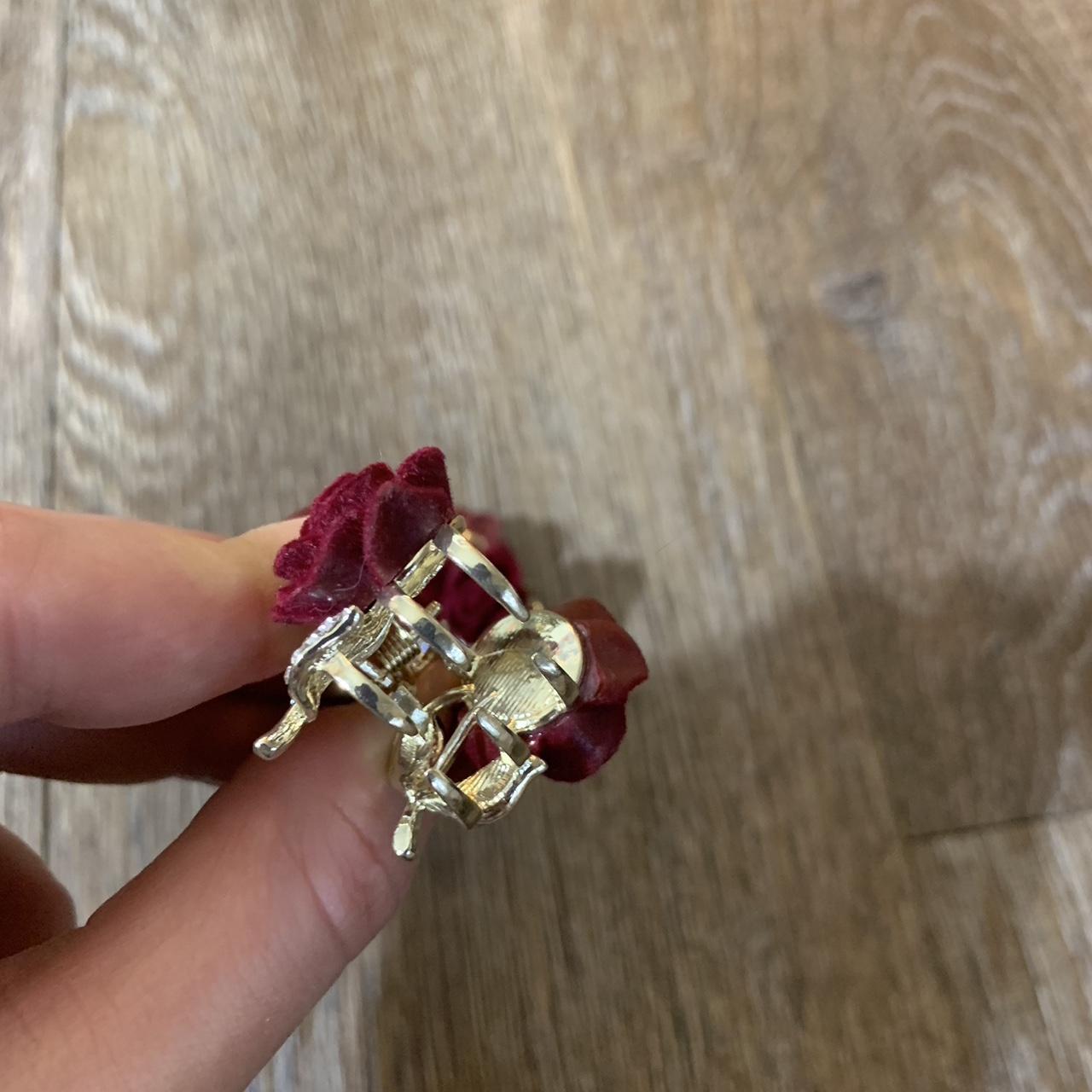 Small red Rose claw clips - Depop