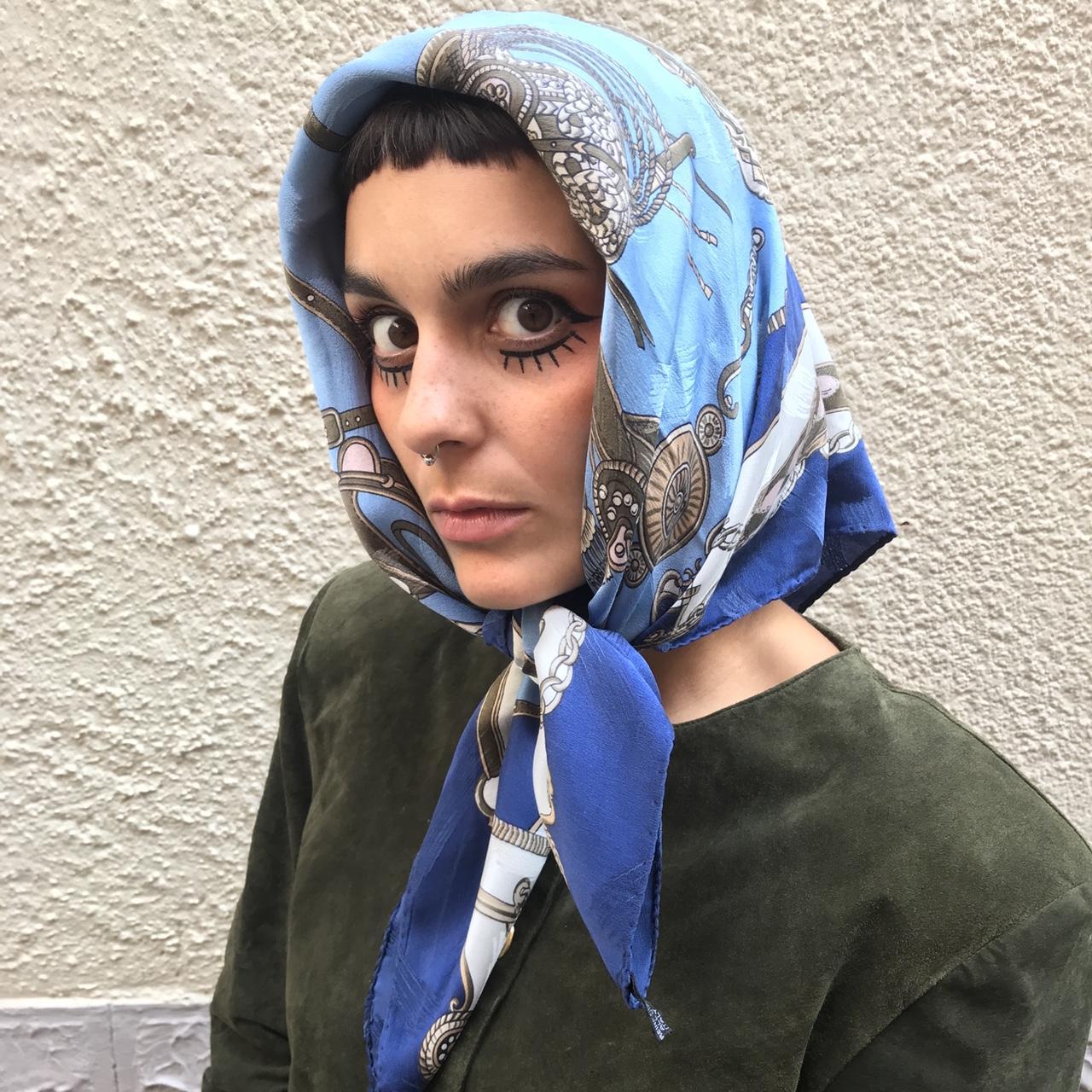 Bellissimo foulard in seta vintage - Depop
