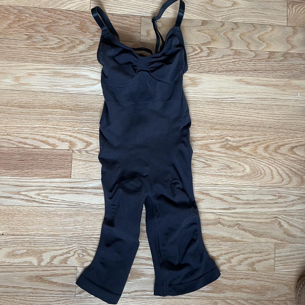 Skims sculpting mid-thigh bodysuit in black / onyx... - Depop