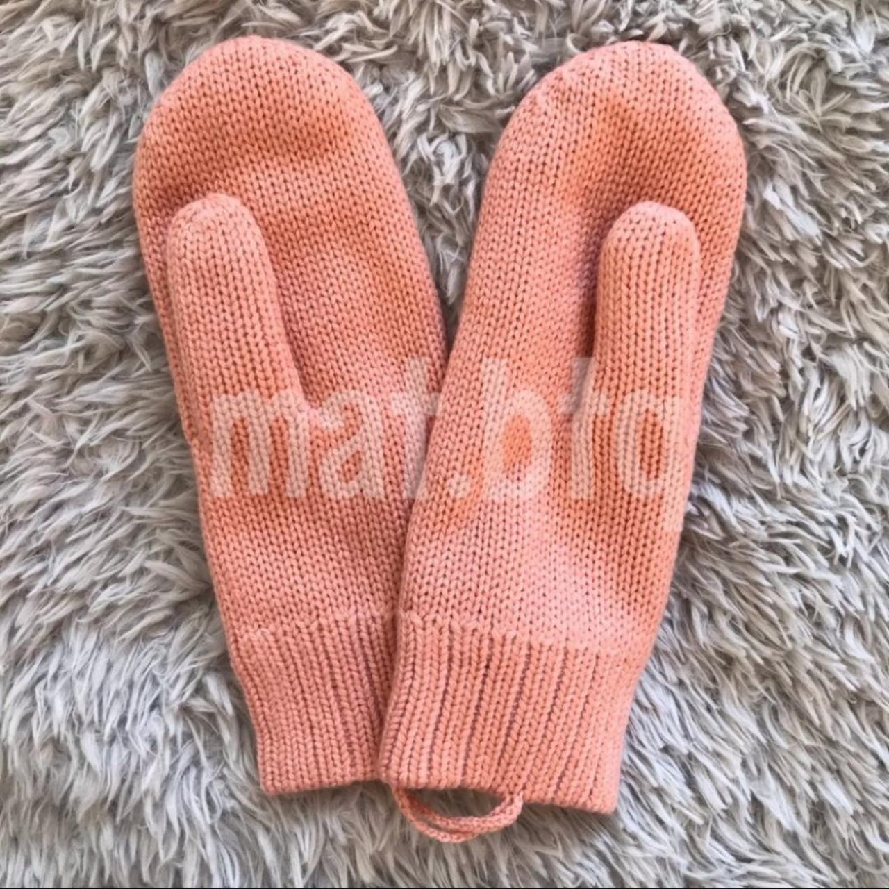 Aritzia Main Character Lolo Mitten Melon... - Depop